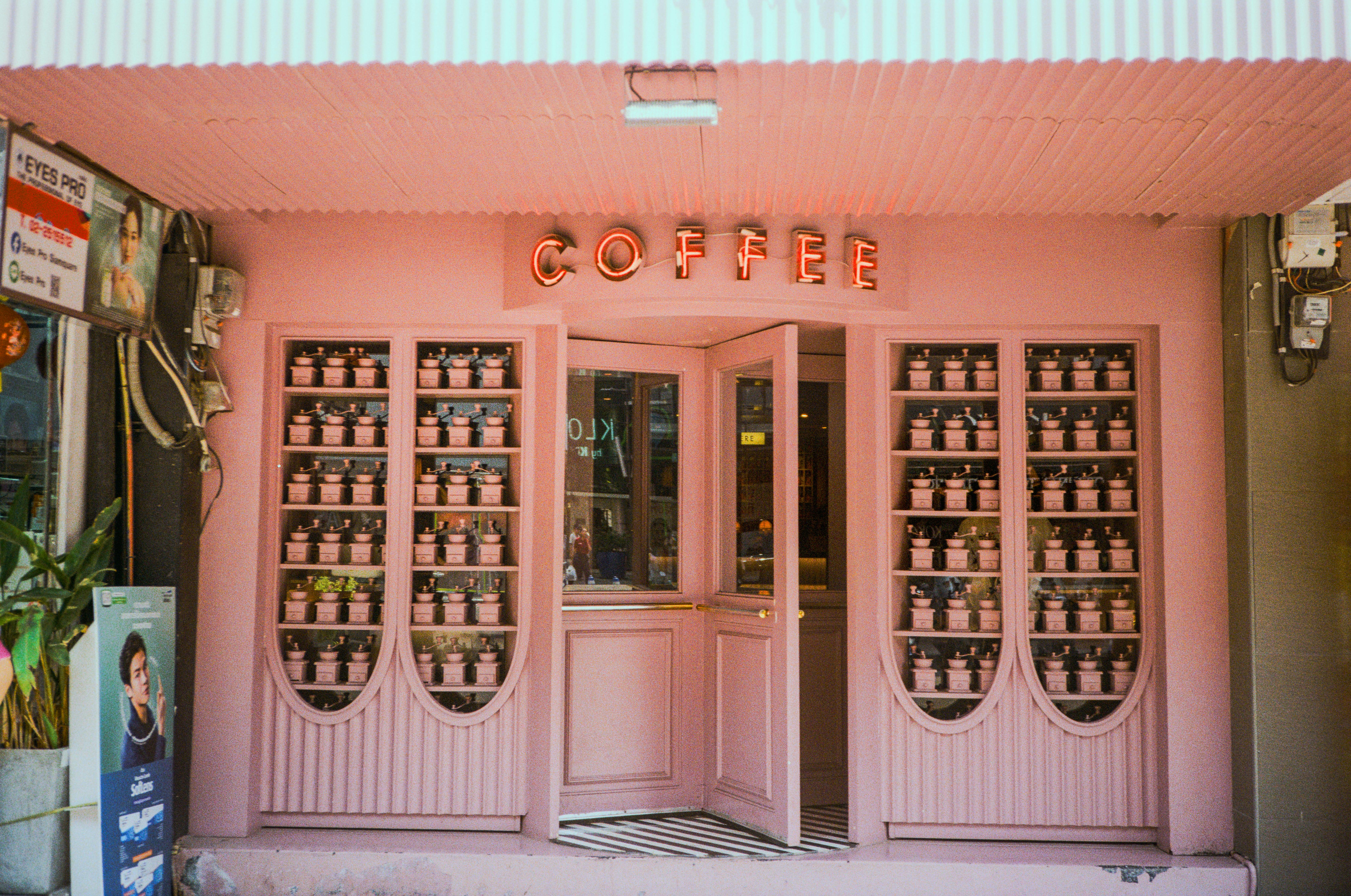 Charming Urban Coffee Shop Façade in Bangkok · Free Stock Photo