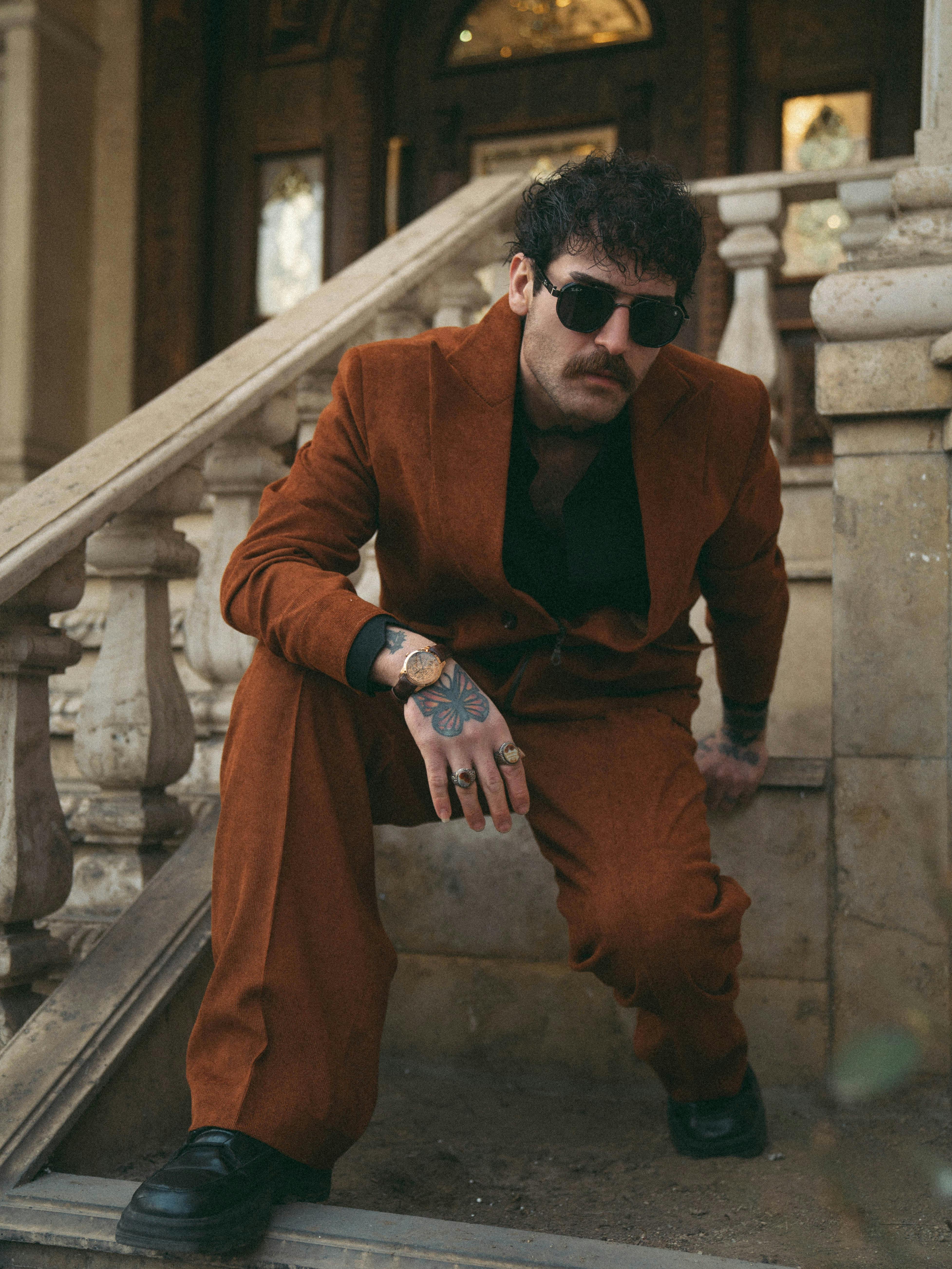 Người đàn ông Sành điệu Trong Bộ Vest Nâu Tại Cầu Thang Thanh Lịch · Ảnh có sẵn miễn phí