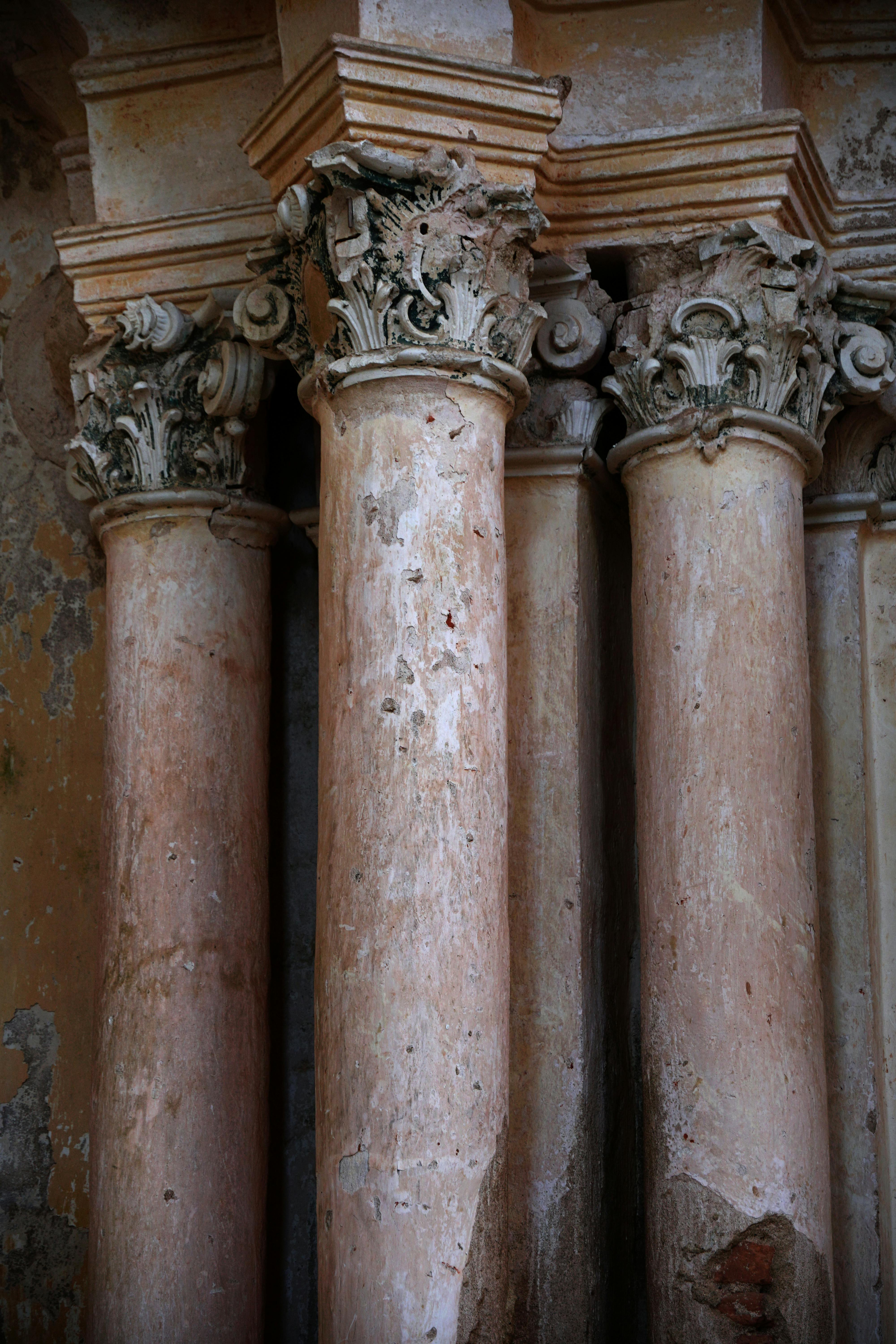 Detailed Corinthian Columns in Ancient Architecture · Free Stock Photo