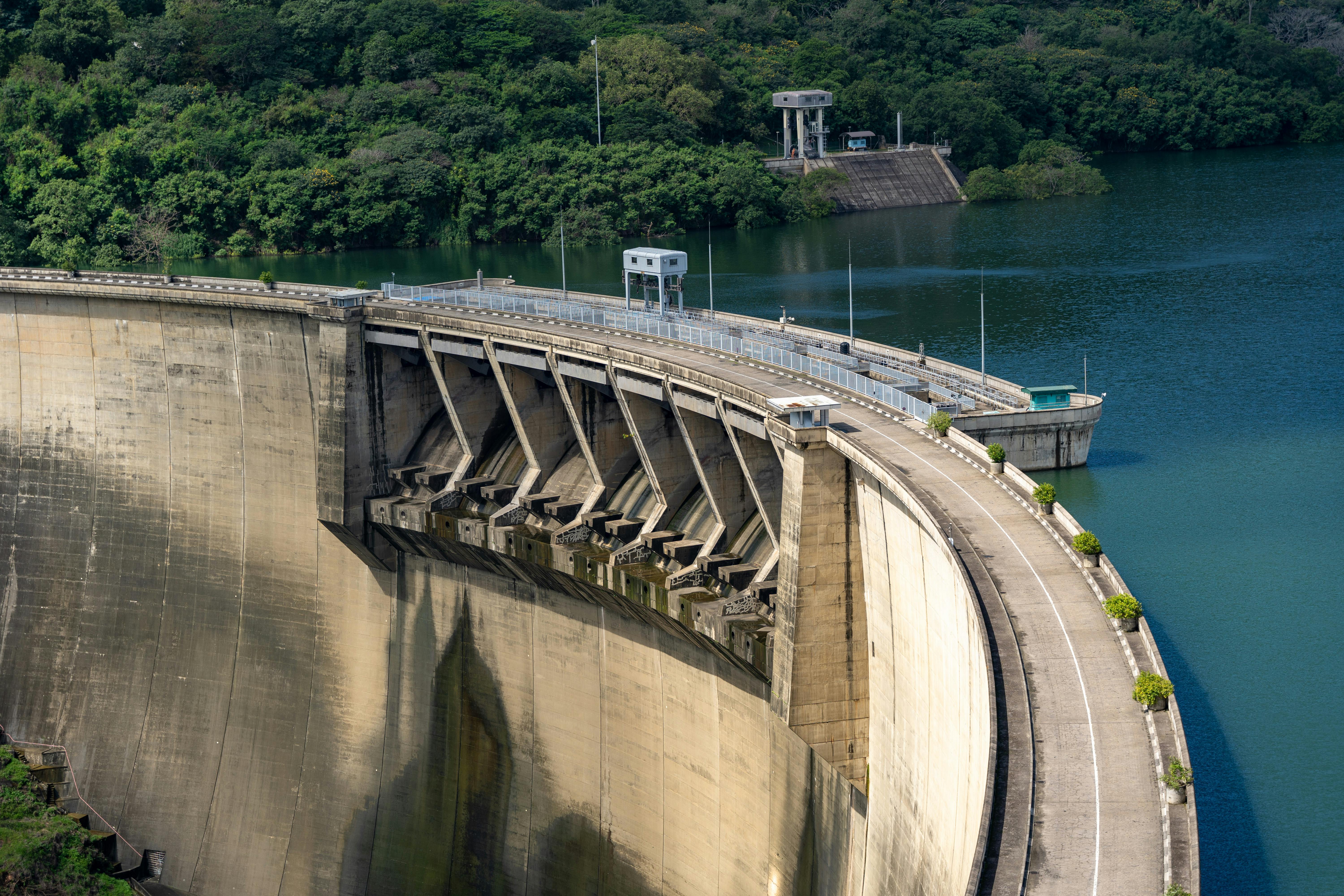 Majestic Curve of a Dam Surrounded by Nature · Free Stock Photo