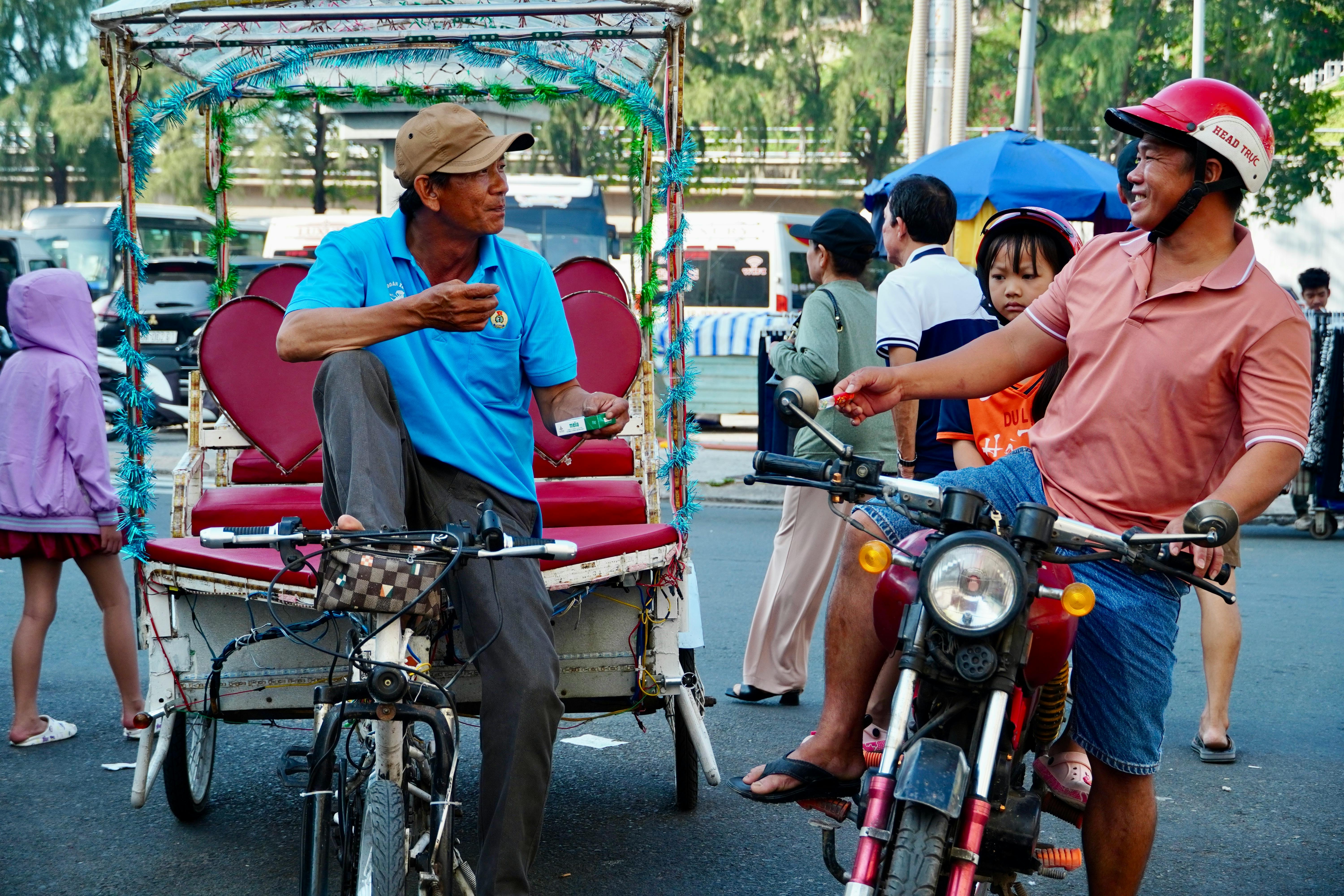 Street Scene with Motorbike and Rickshaw Interaction · Free Stock Photo