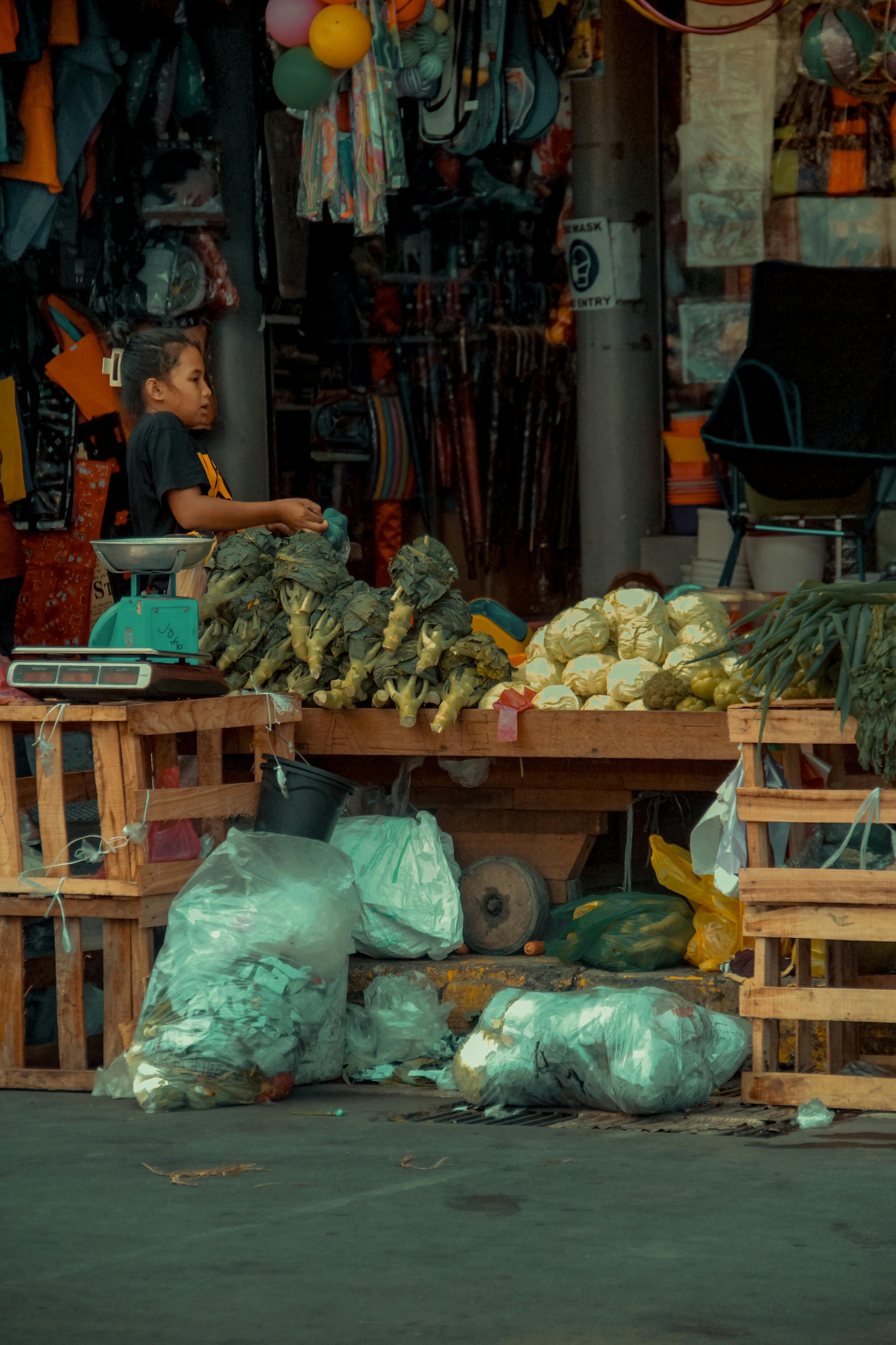 Kios Pasar Yang Ramai Dengan Sayuran Segar · Foto Stok Gratis