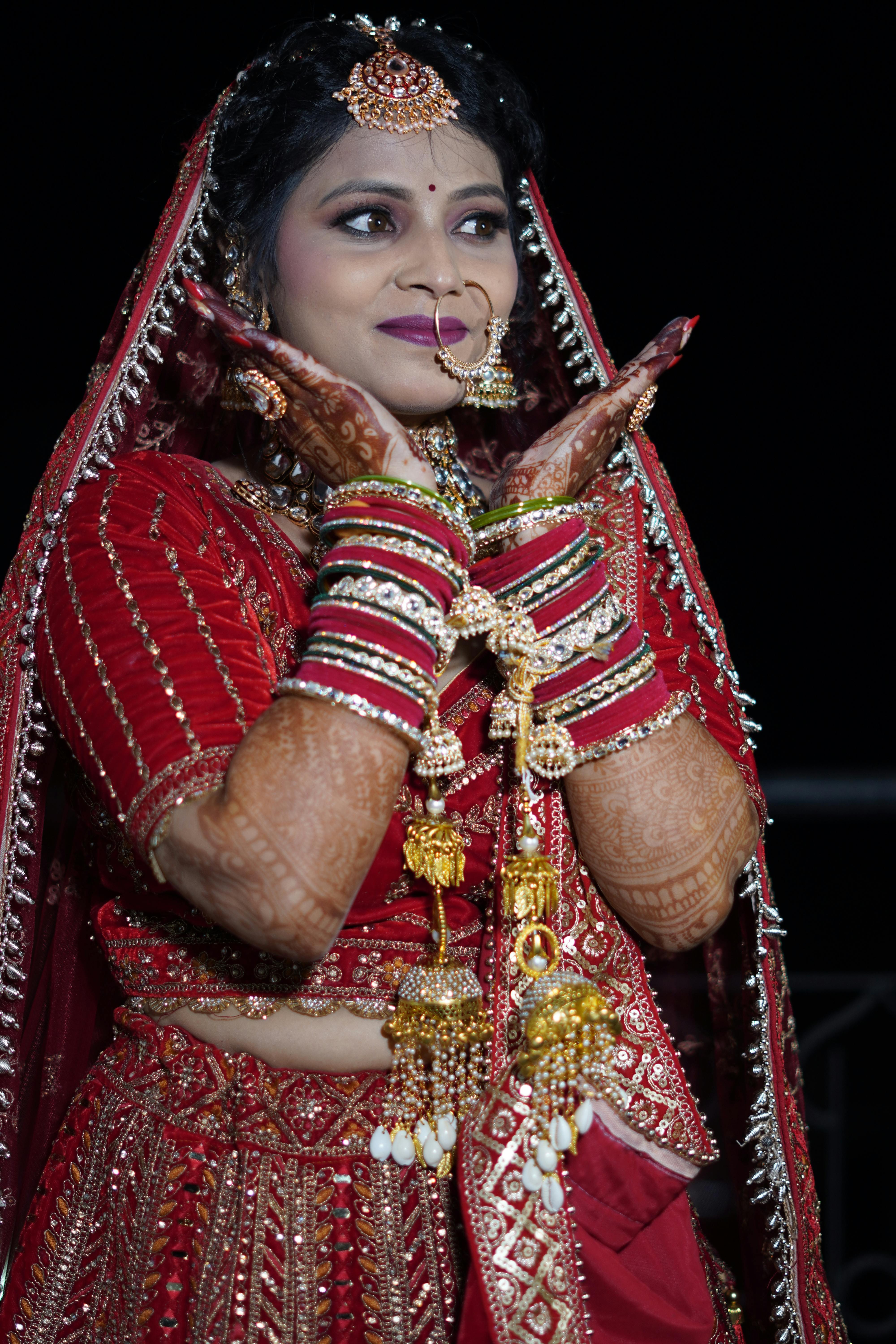Linda Noiva Indiana Em Traje Vermelho Tradicional · Foto profissional ...