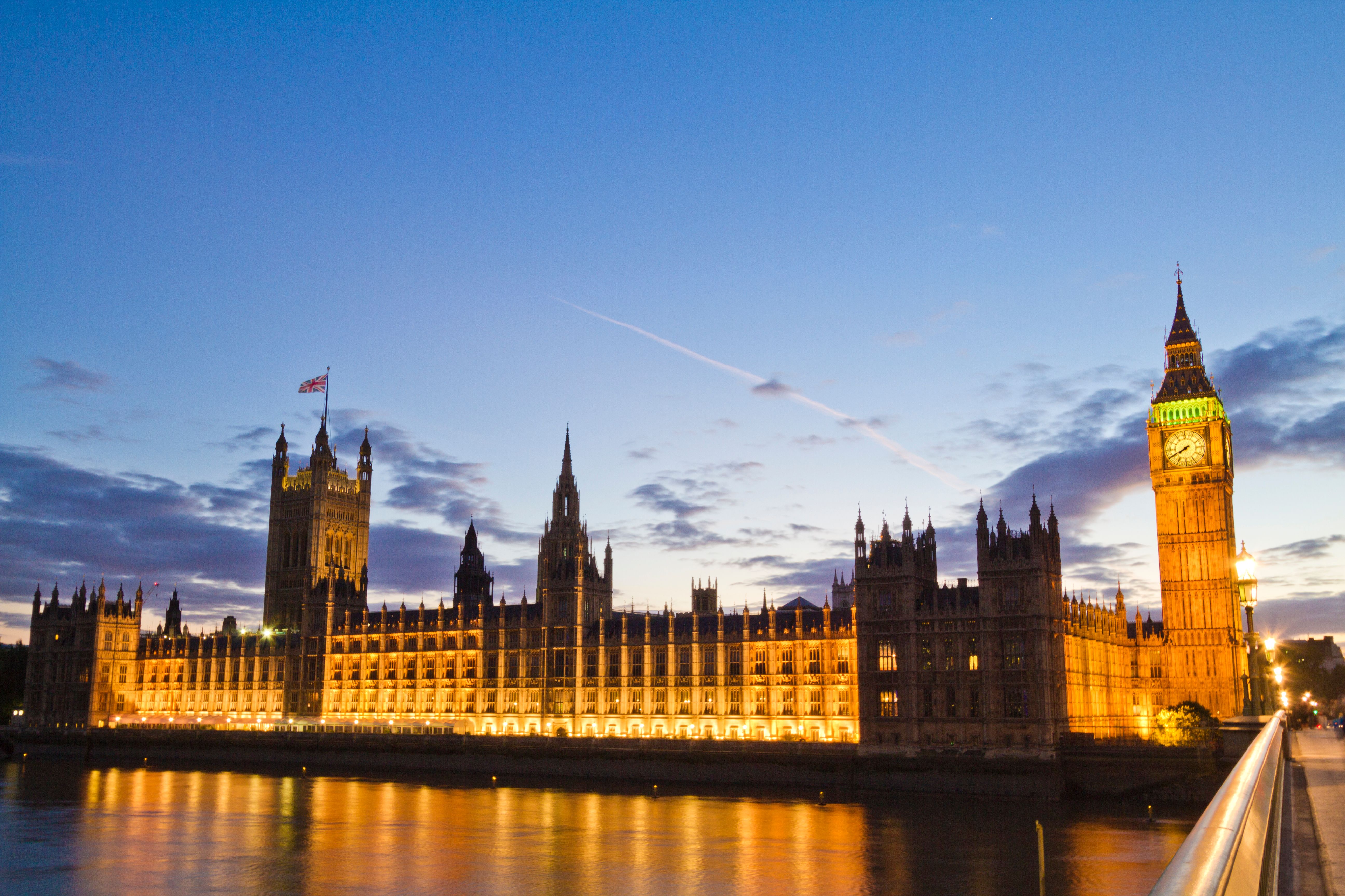 Vista Icónica Del Palacio De Westminster Al Anochecer · Foto de stock ...