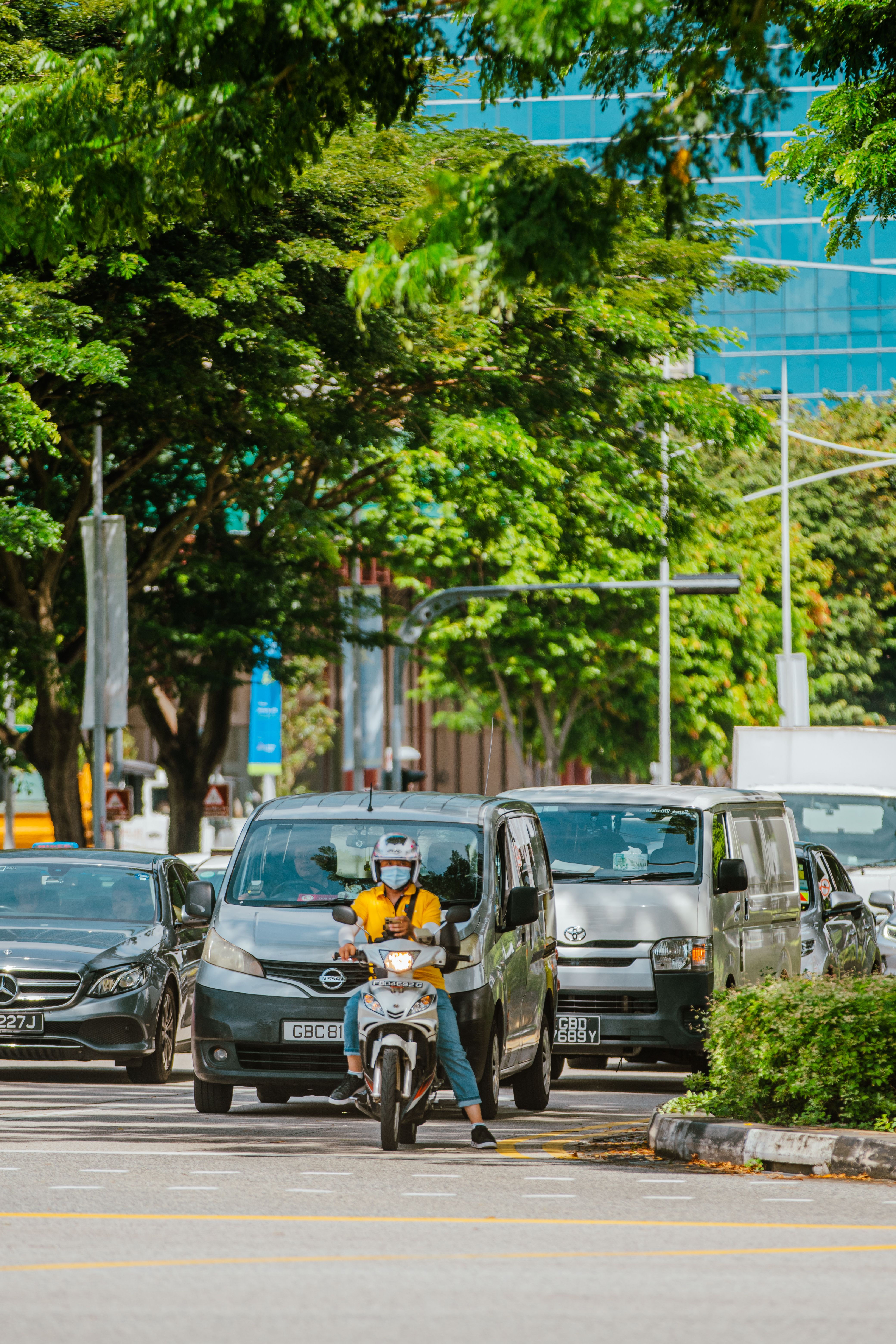 Pemandangan Lalu Lintas Perkotaan Dengan Pengendara Sepeda Motor Di ...