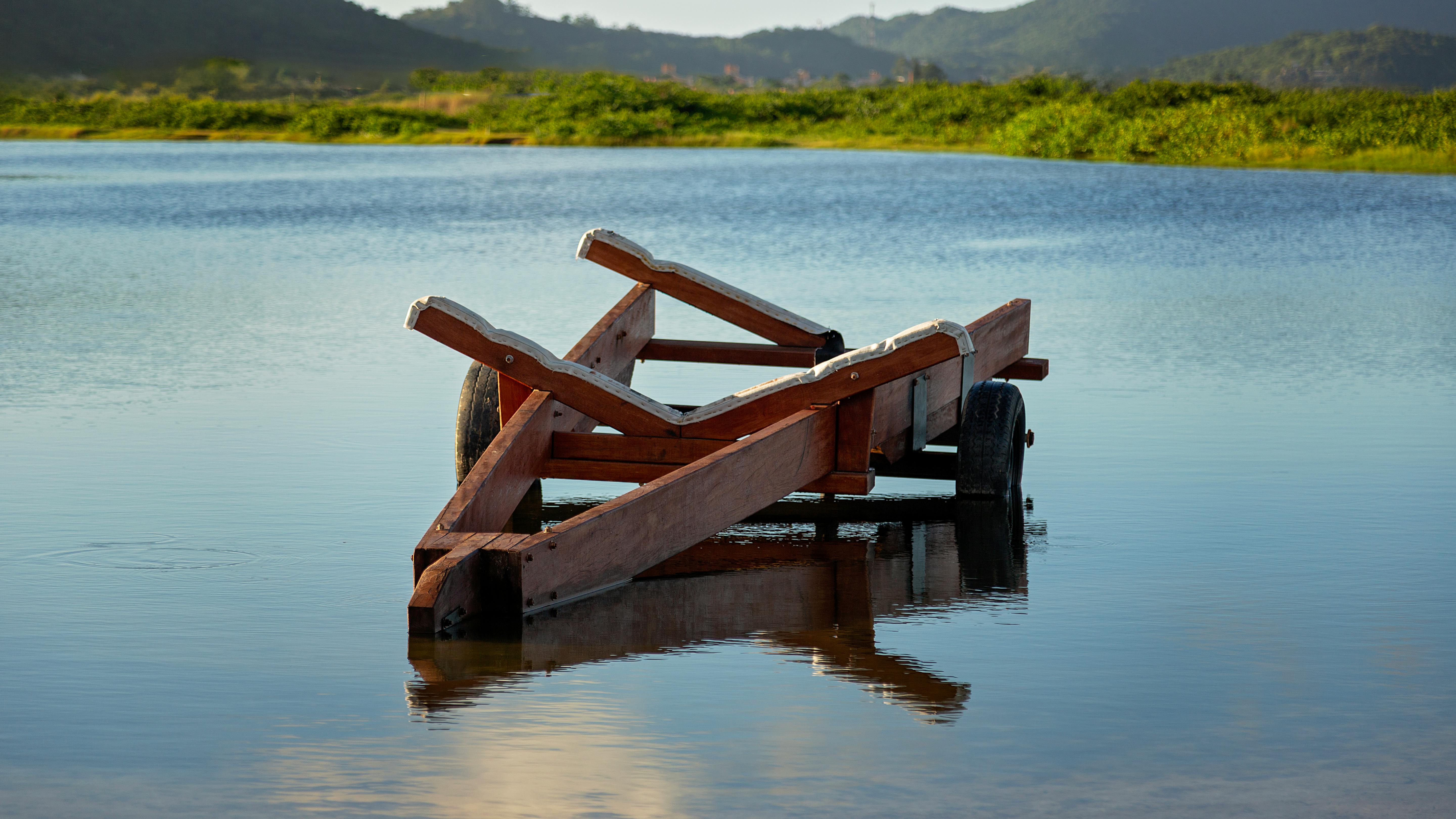 Carro De Madera Rústico En Un Entorno Sereno Junto Al Lago · Foto de ...
