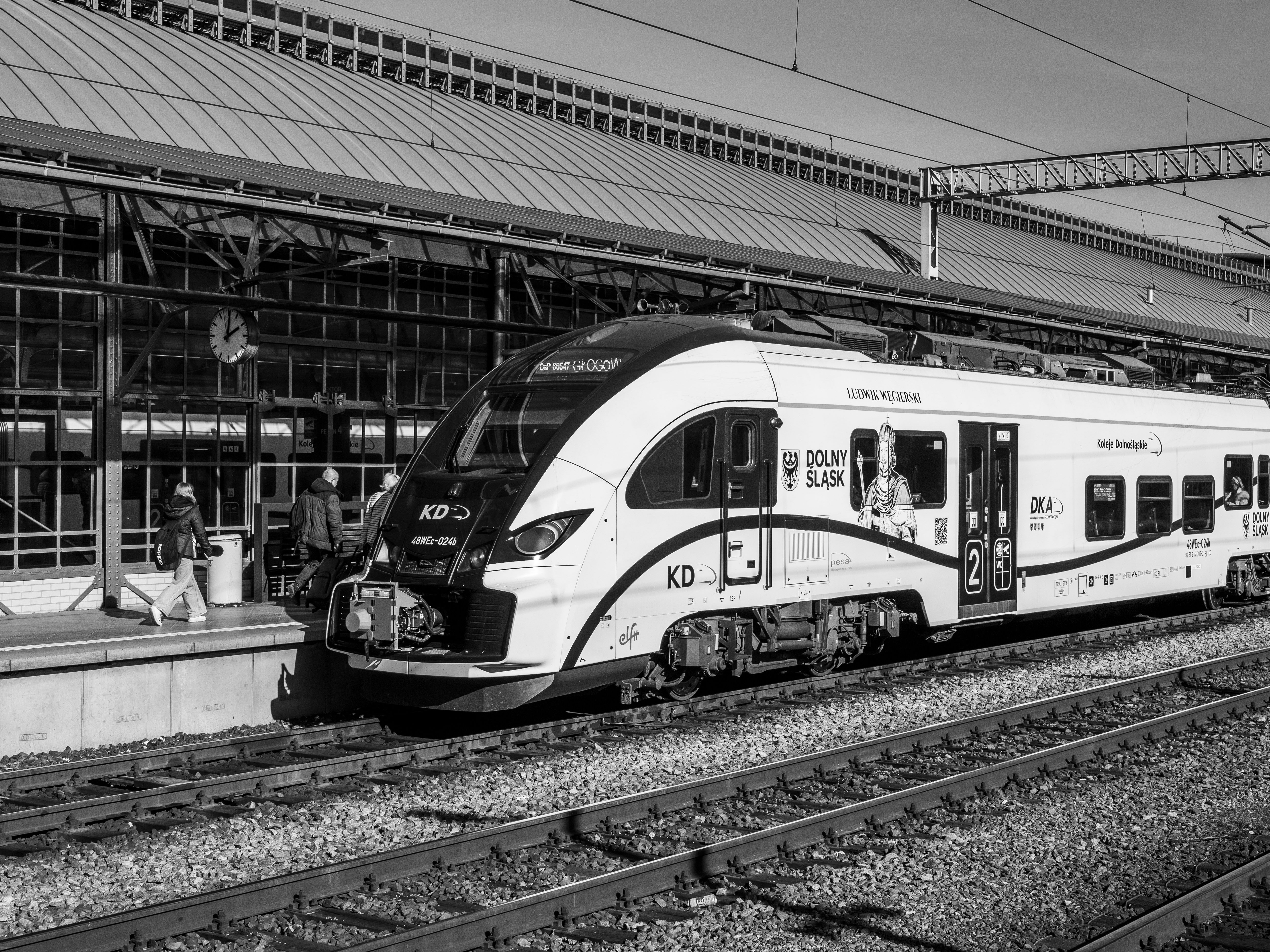 Trem Moderno Na Estação Em Preto E Branco · Foto profissional gratuita