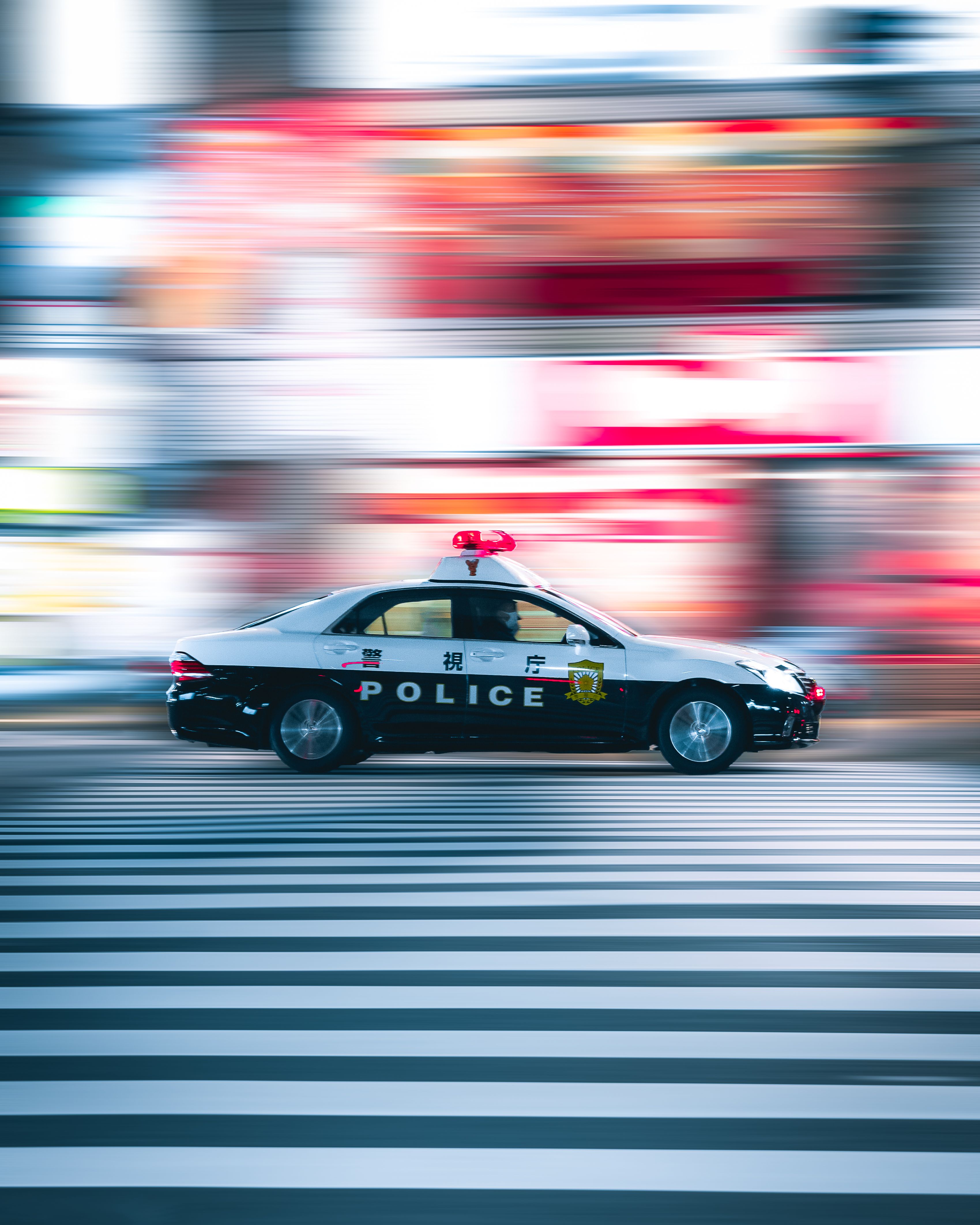 Mobil Polisi Yang Melaju Dengan Kecepatan Tinggi Di Tokyo Pada Malam ...