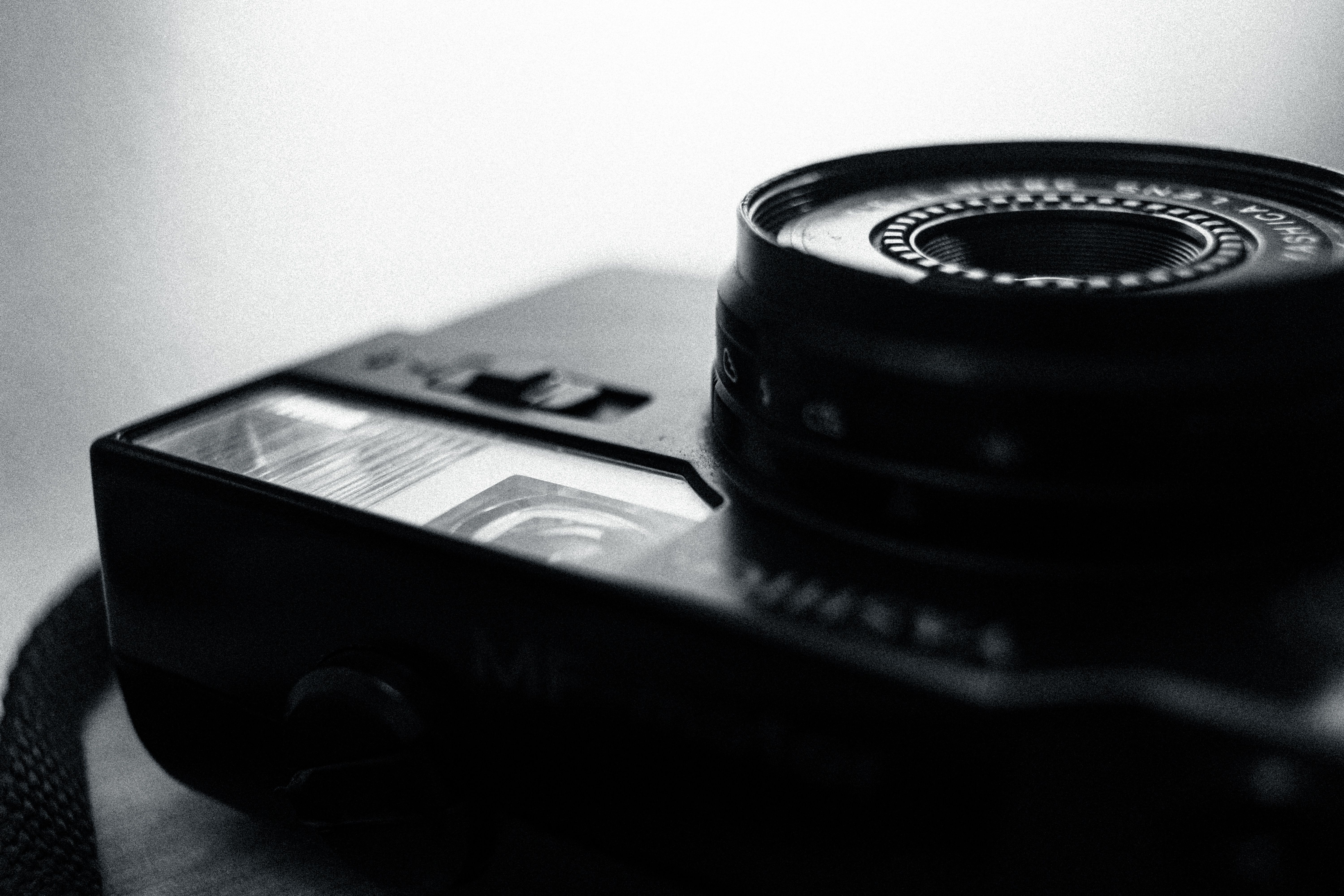 Close-Up of Vintage Film Camera Lens in Use · Free Stock Photo