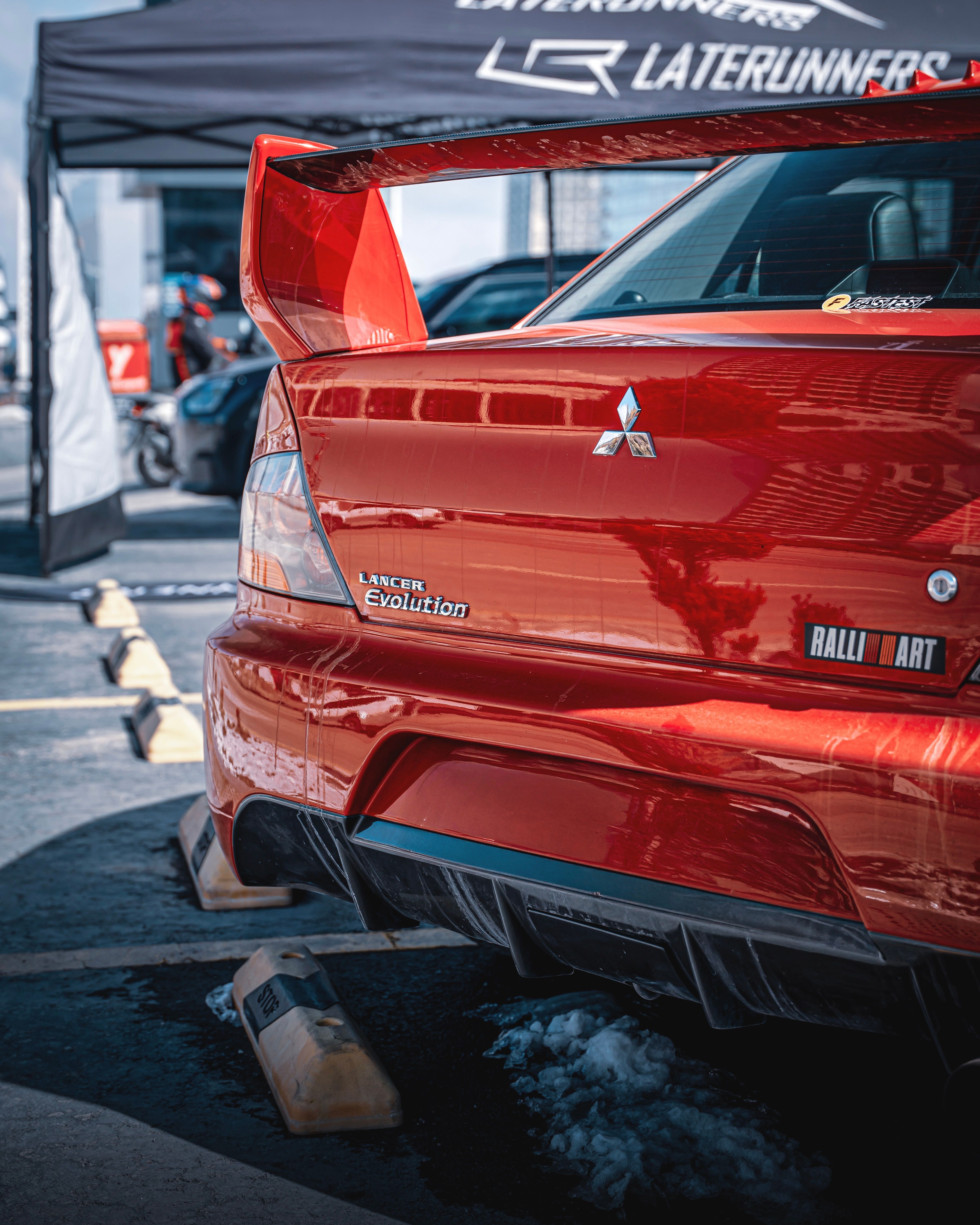 Mitsubishi Lancer Evolution Rojo En El Salón Del Automóvil · Foto de ...