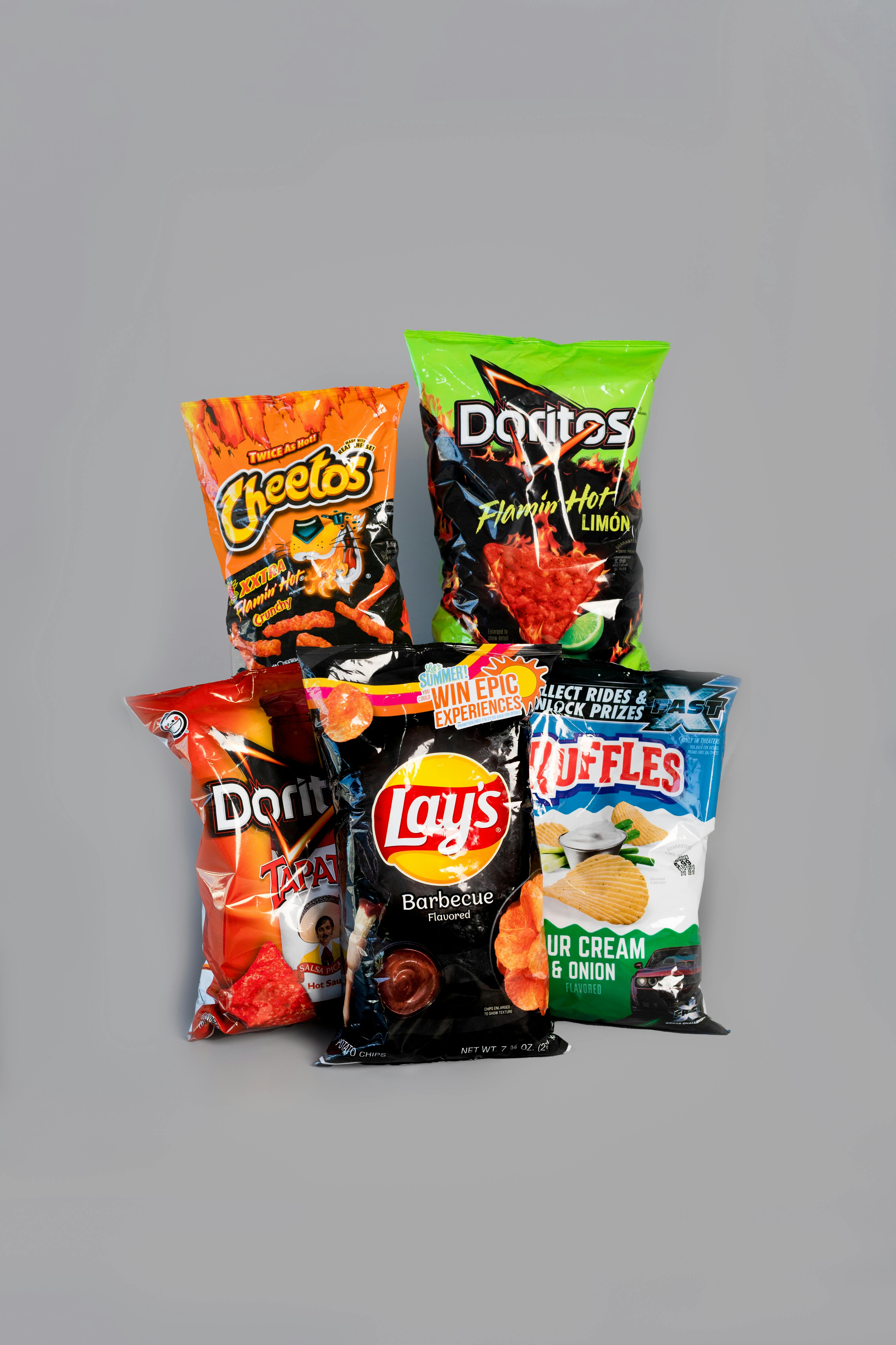 Bolsas De Snacks Variadas Sobre Fondo Gris · Foto de stock gratuita