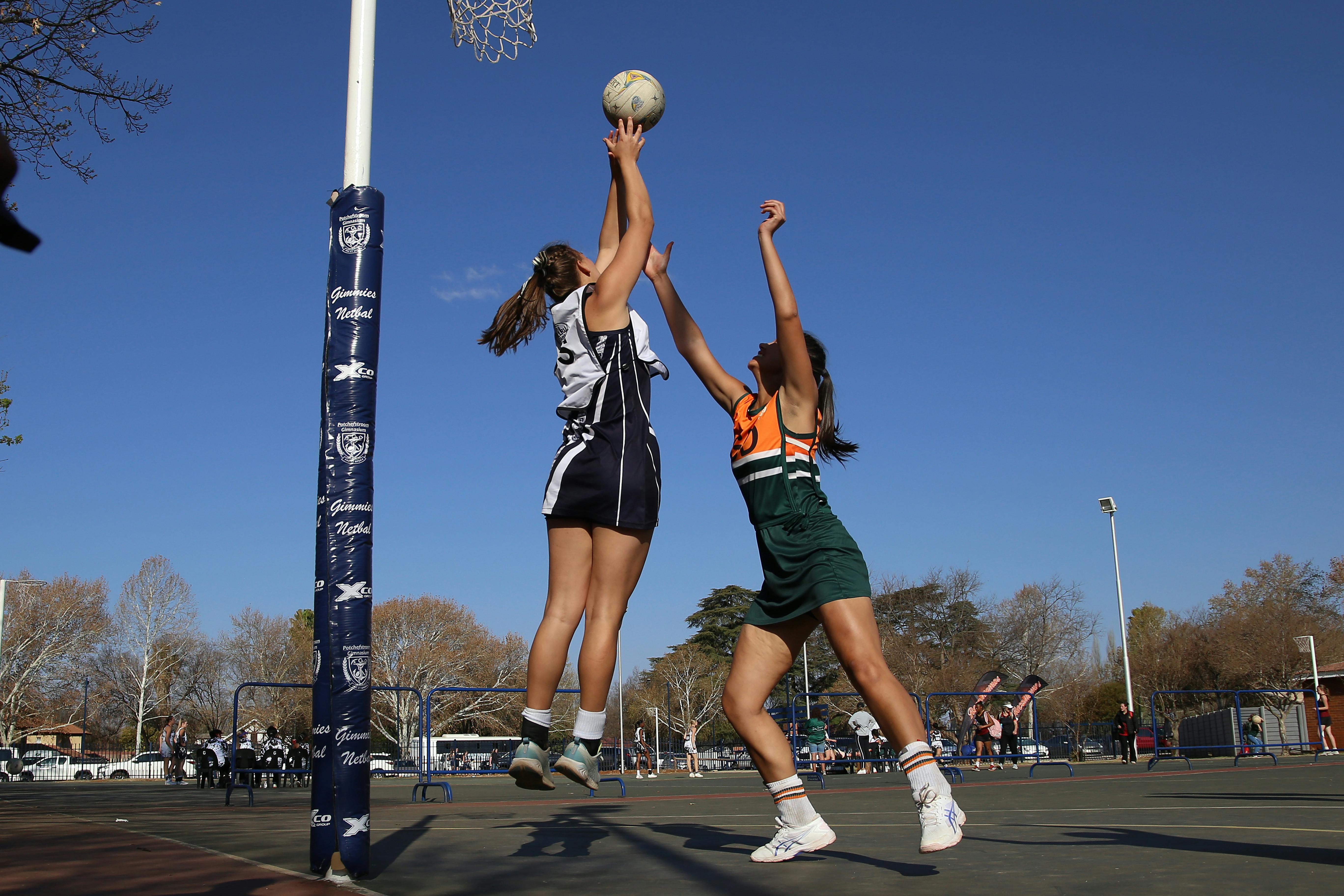 Intense Netball Game Action Outdoors · Free Stock Photo