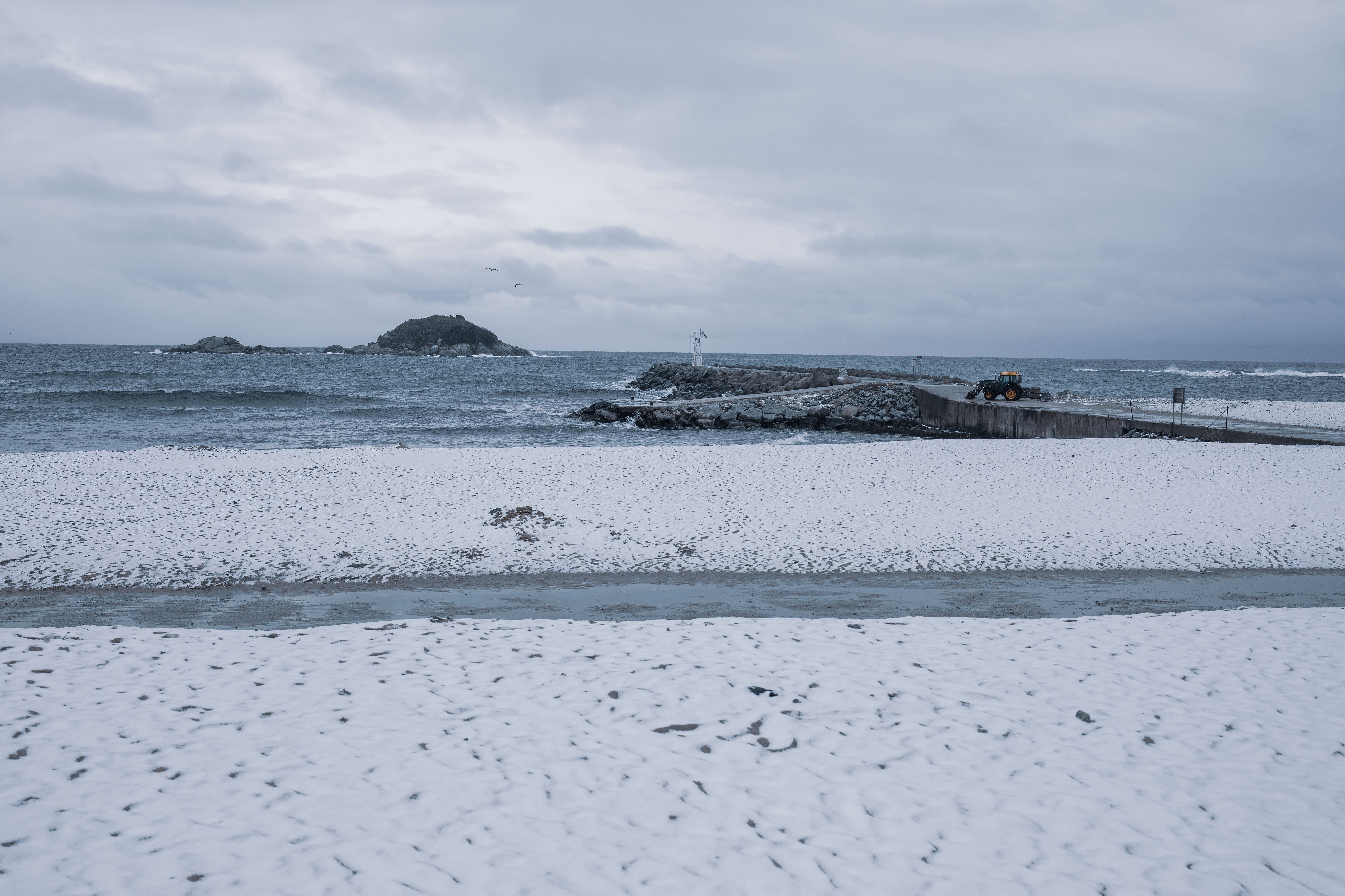 Playa Nevada Con Vista Al Mar Y Muelle · Foto de stock gratuita