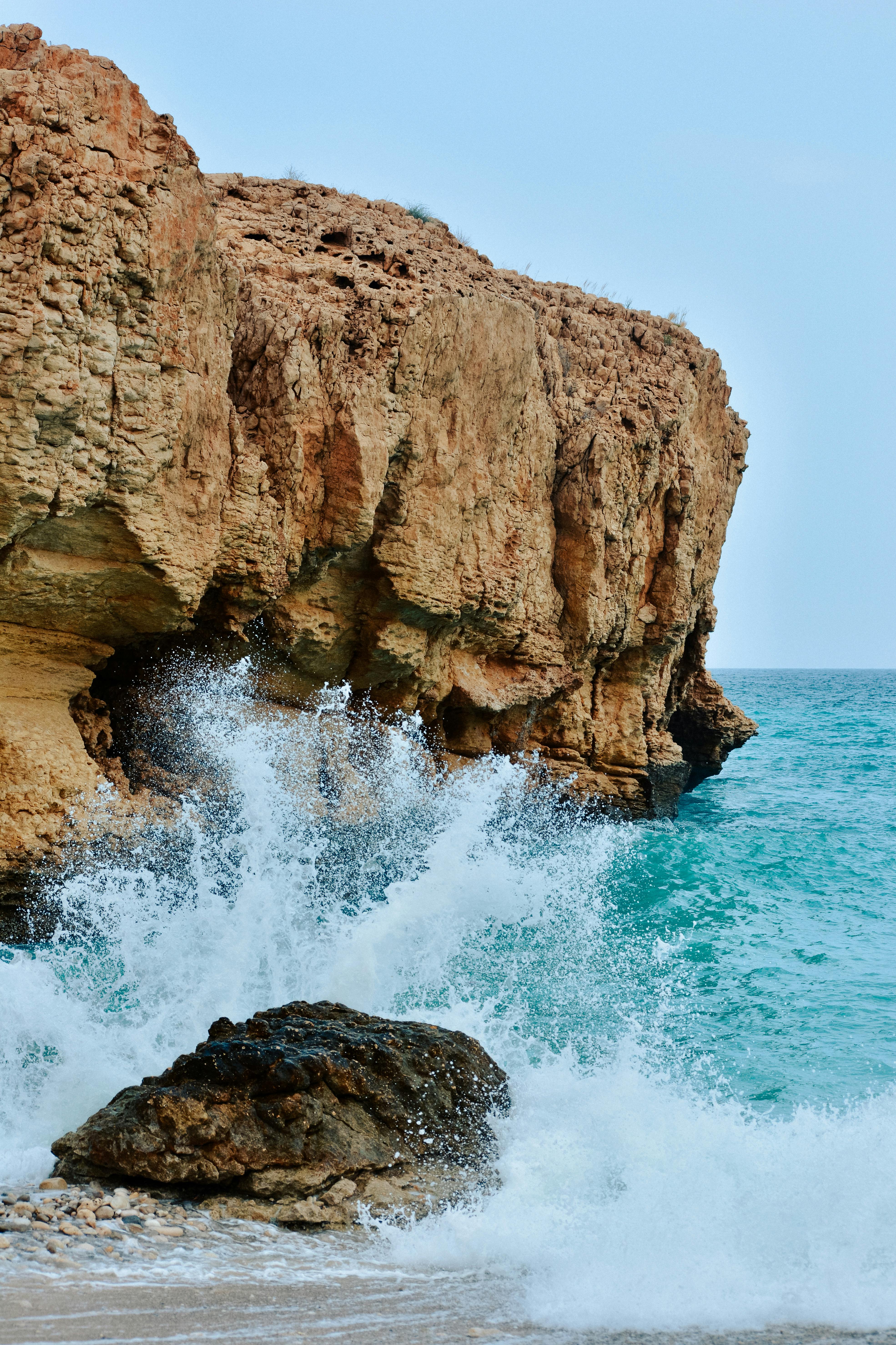 Dramatic Waves Crashing on Omani Cliffs · Free Stock Photo