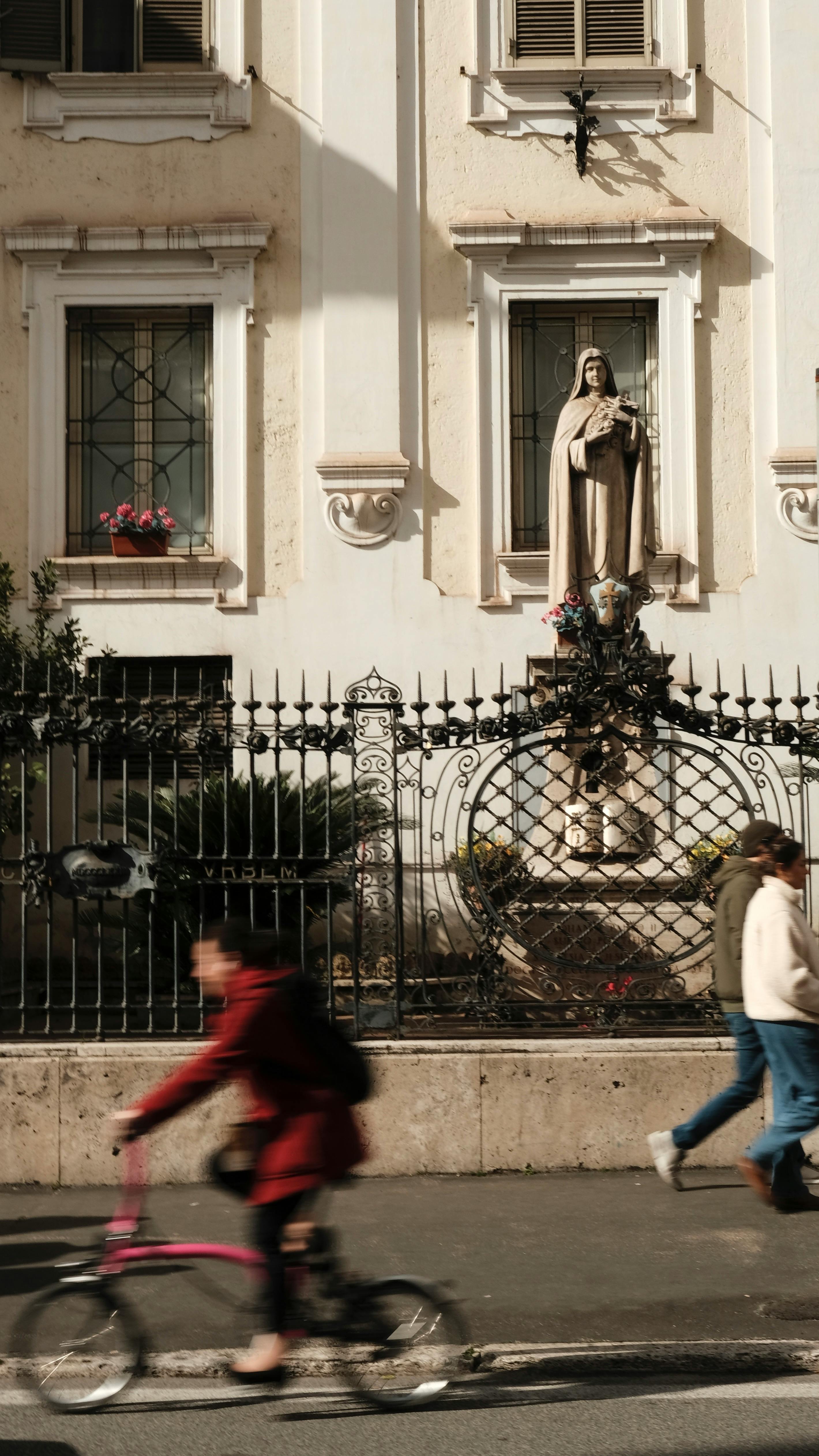 Street Life in Rome with Classical Architecture · Free Stock Photo