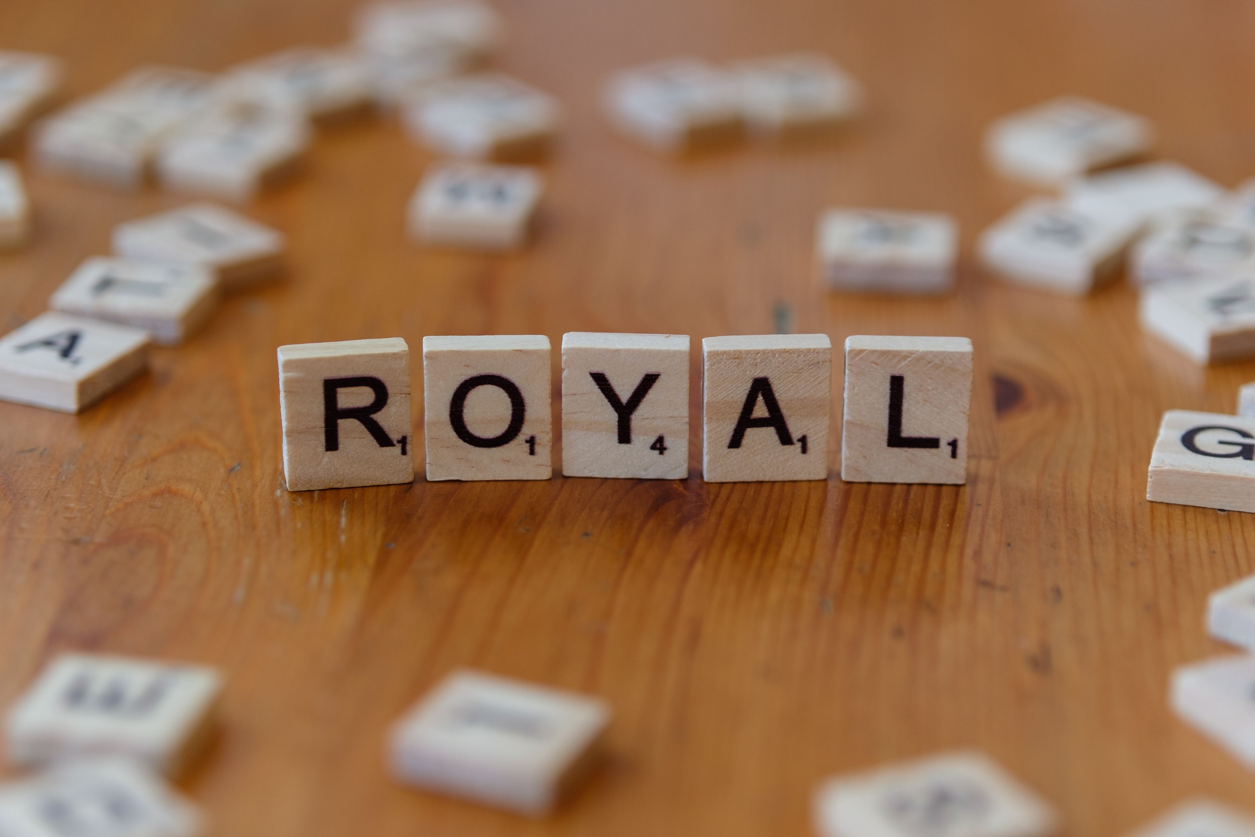 Fichas De Scrabble Que Escriben "Royal" Sobre Una Superficie De Madera ...