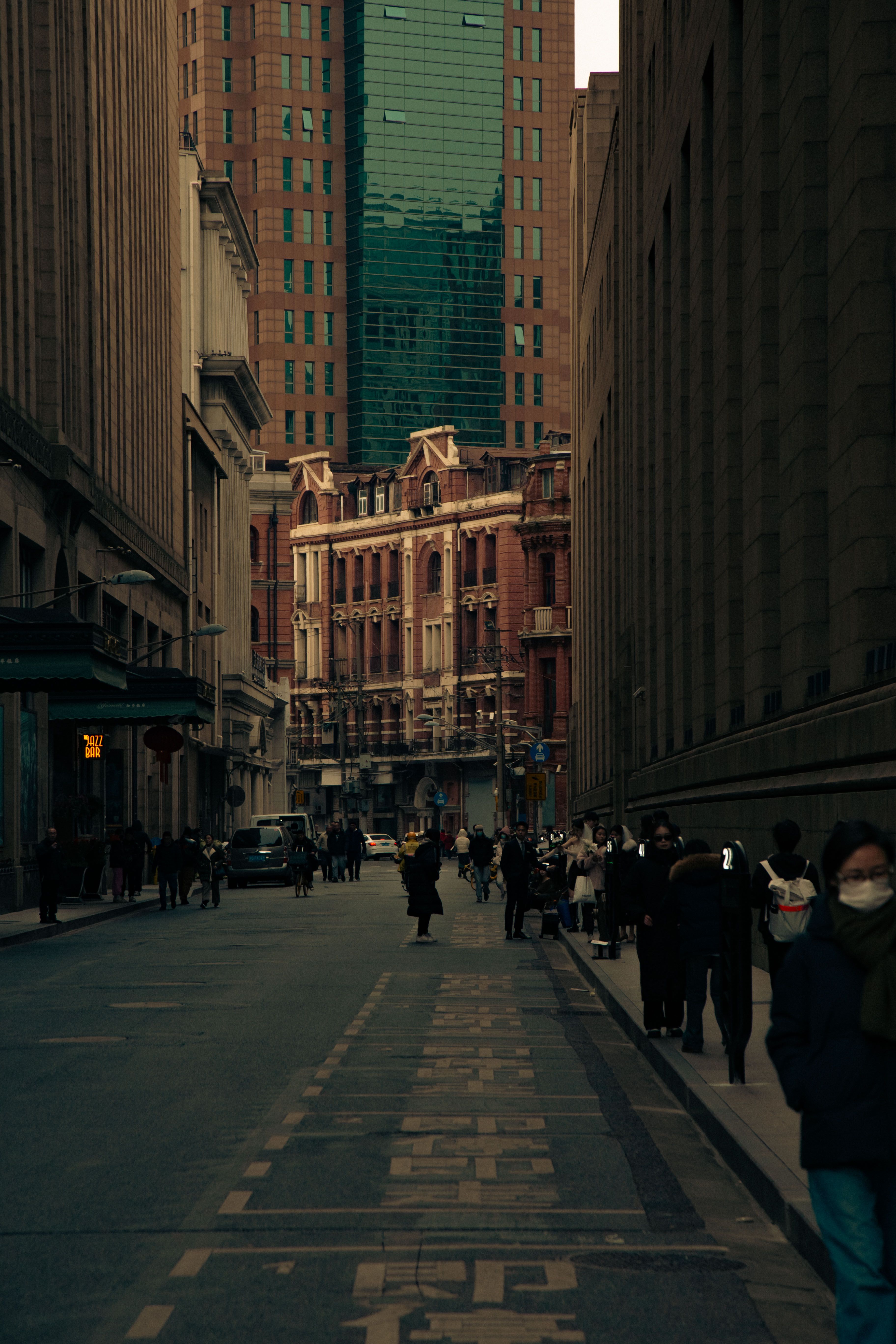 Dramatic Urban Street View with Historic Architecture · Free Stock Photo