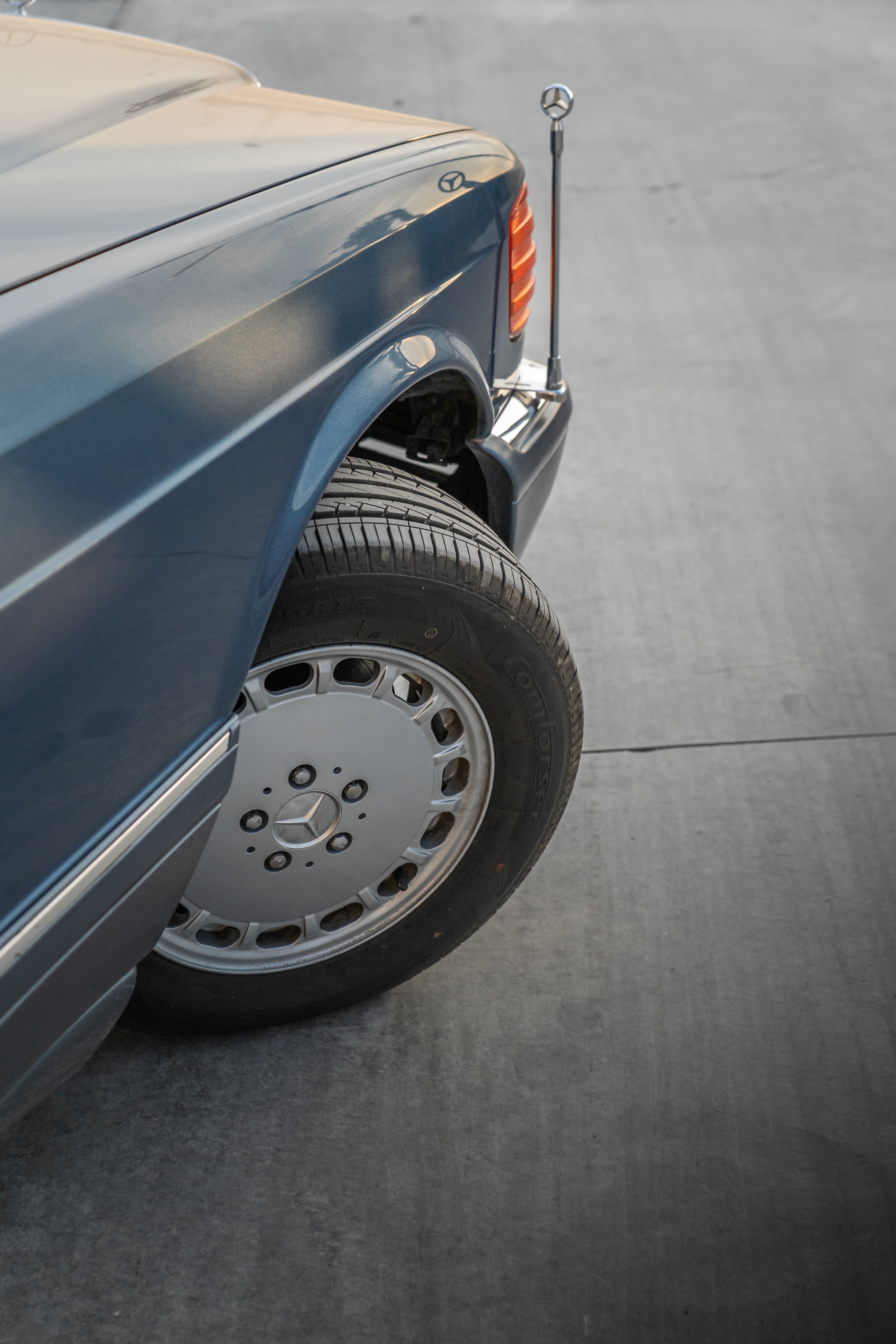 Close-Up of Mercedes-Benz Classic Wheel Detail · Free Stock Photo