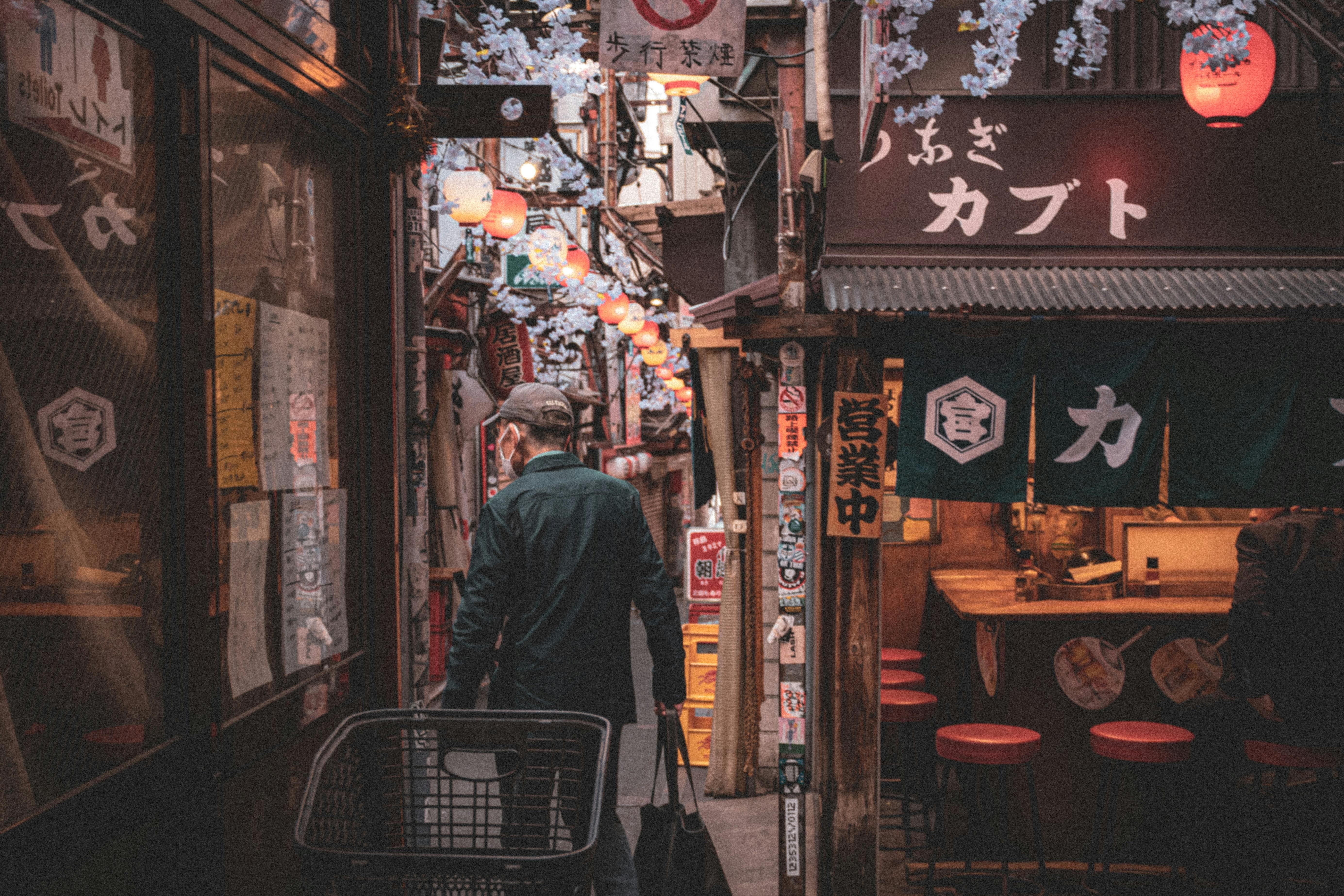 Evening Stroll in Shinjuku Alleyway, Tokyo · Free Stock Photo