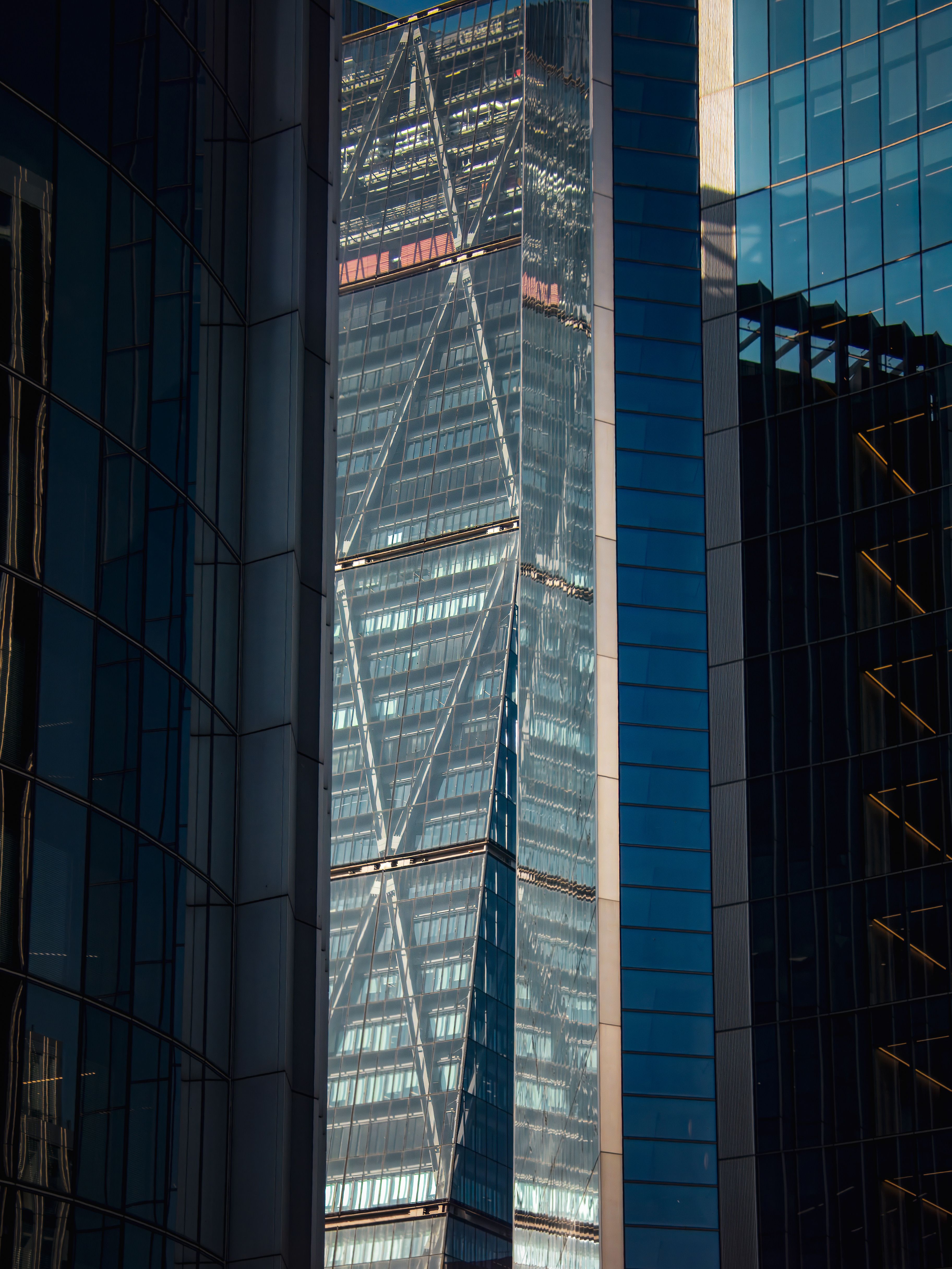 Modern Skyscraper with Reflective Glass Facade · Free Stock Photo