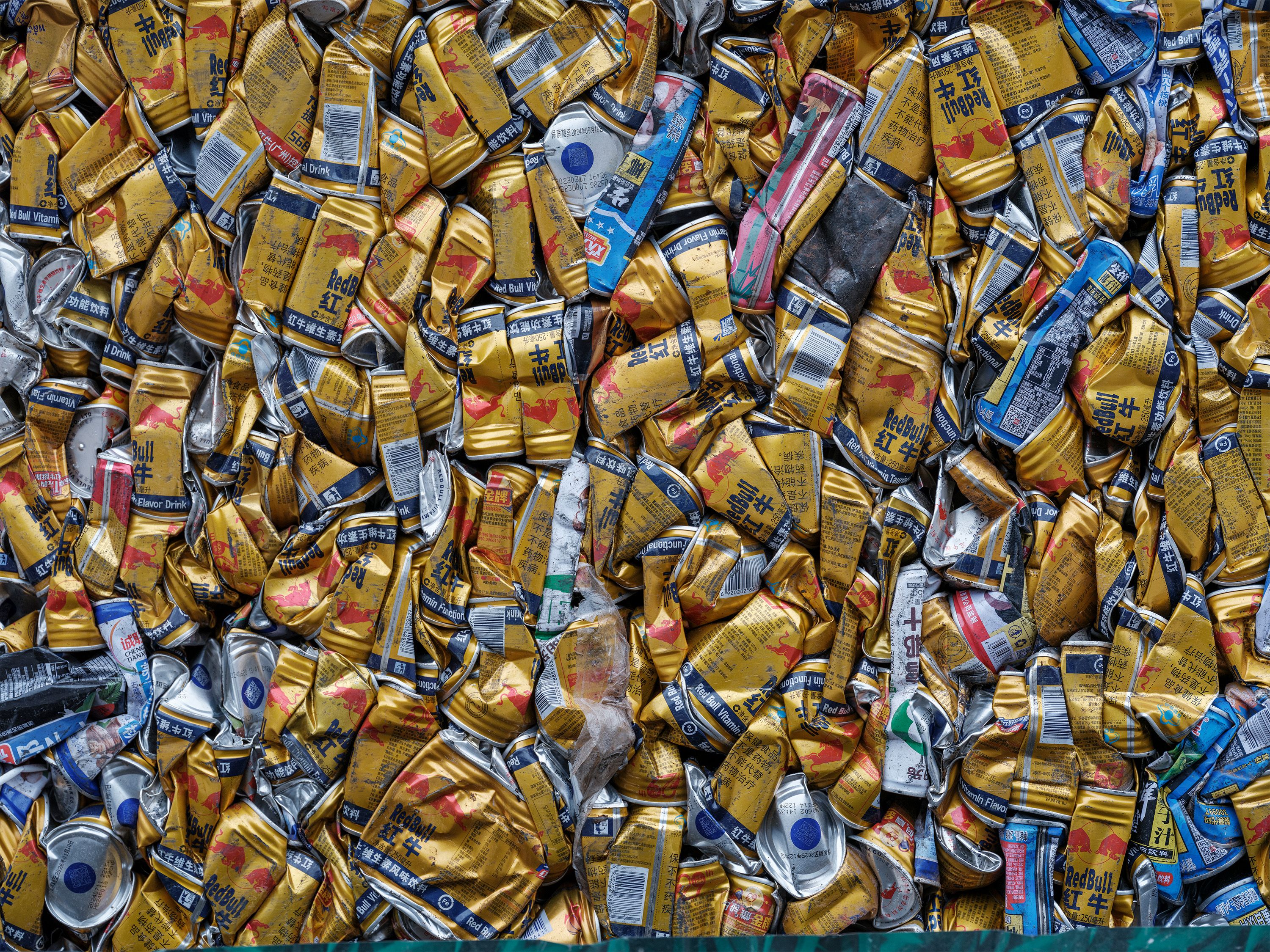 Latas De Bebidas Trituradas Em Processo De Reciclagem · Foto ...