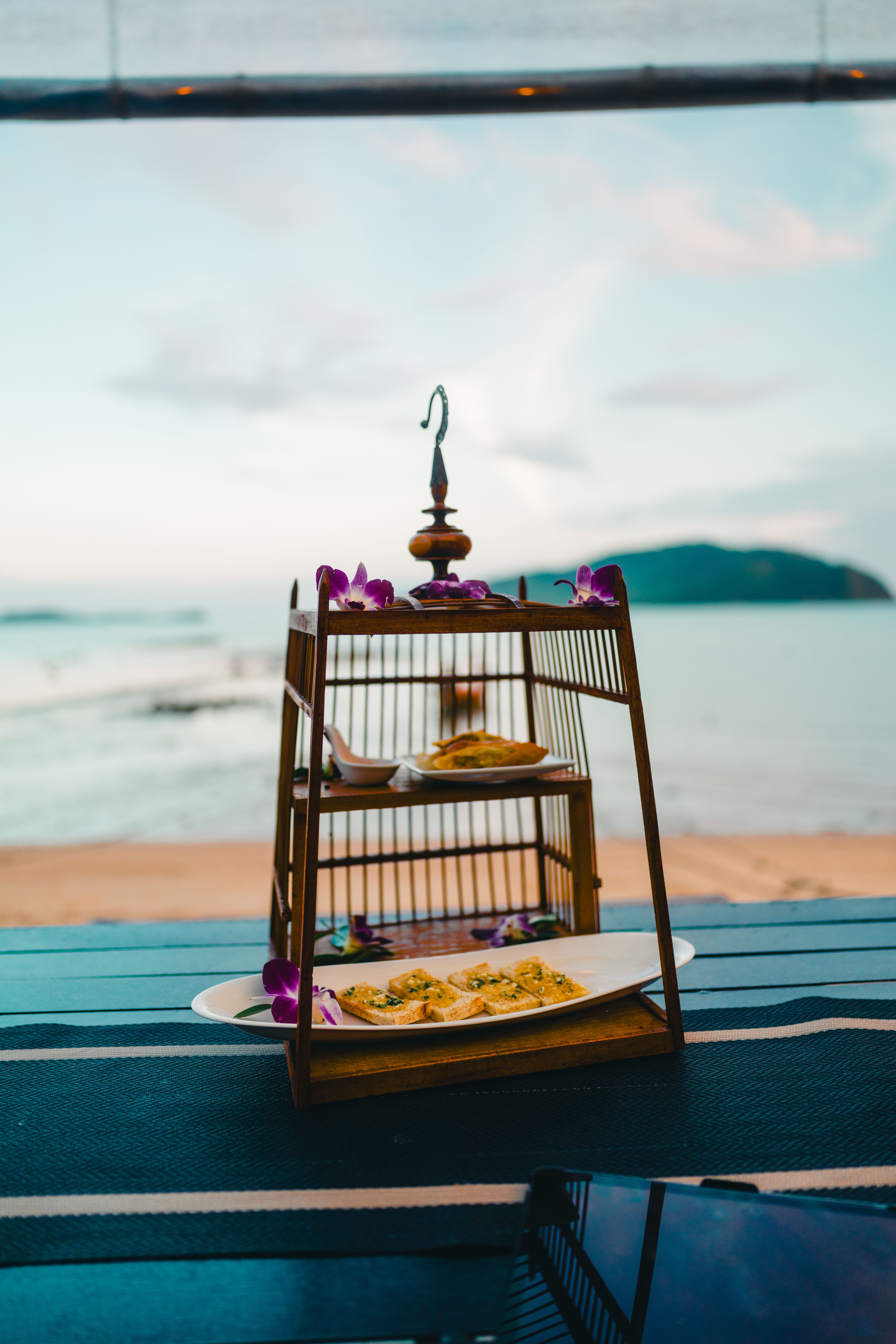 Elegant Beachfront Dining Setup with Scenic View · Free Stock Photo