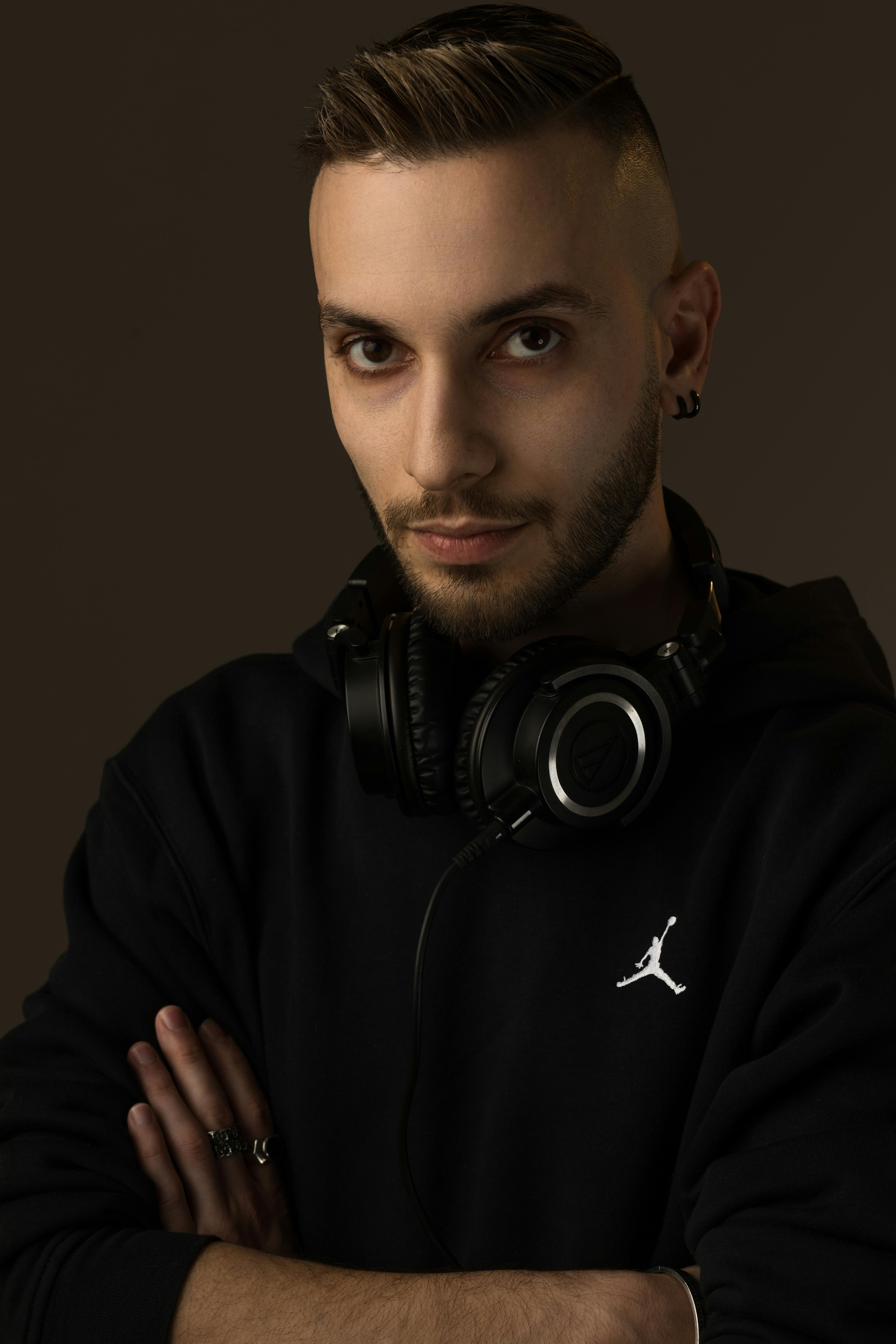 Tech Person Portrait Arms Crossed Photos, Download The BEST Free Tech ...