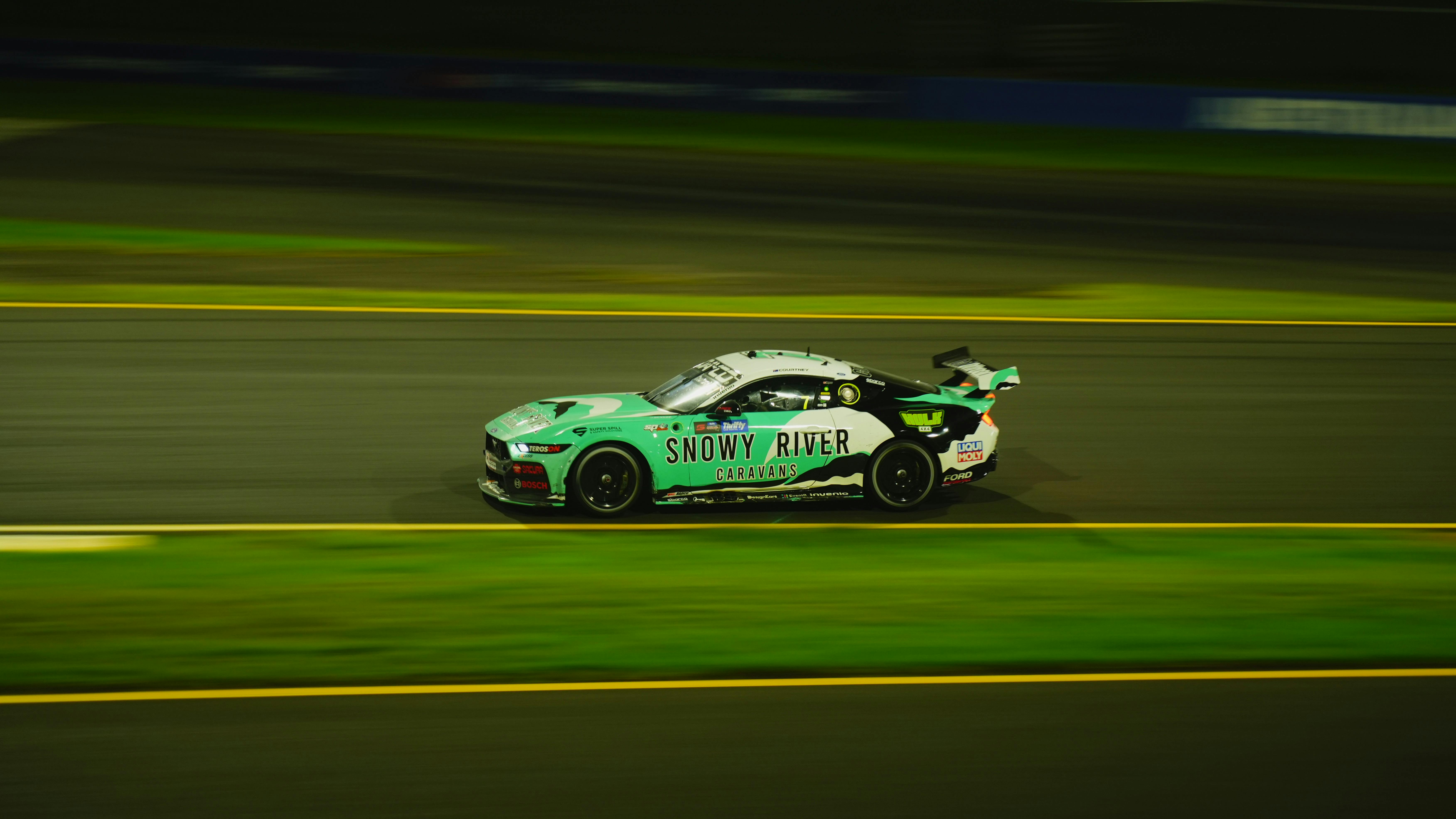 High-Speed Car Racing at Night - Dynamic Action · Free Stock Photo