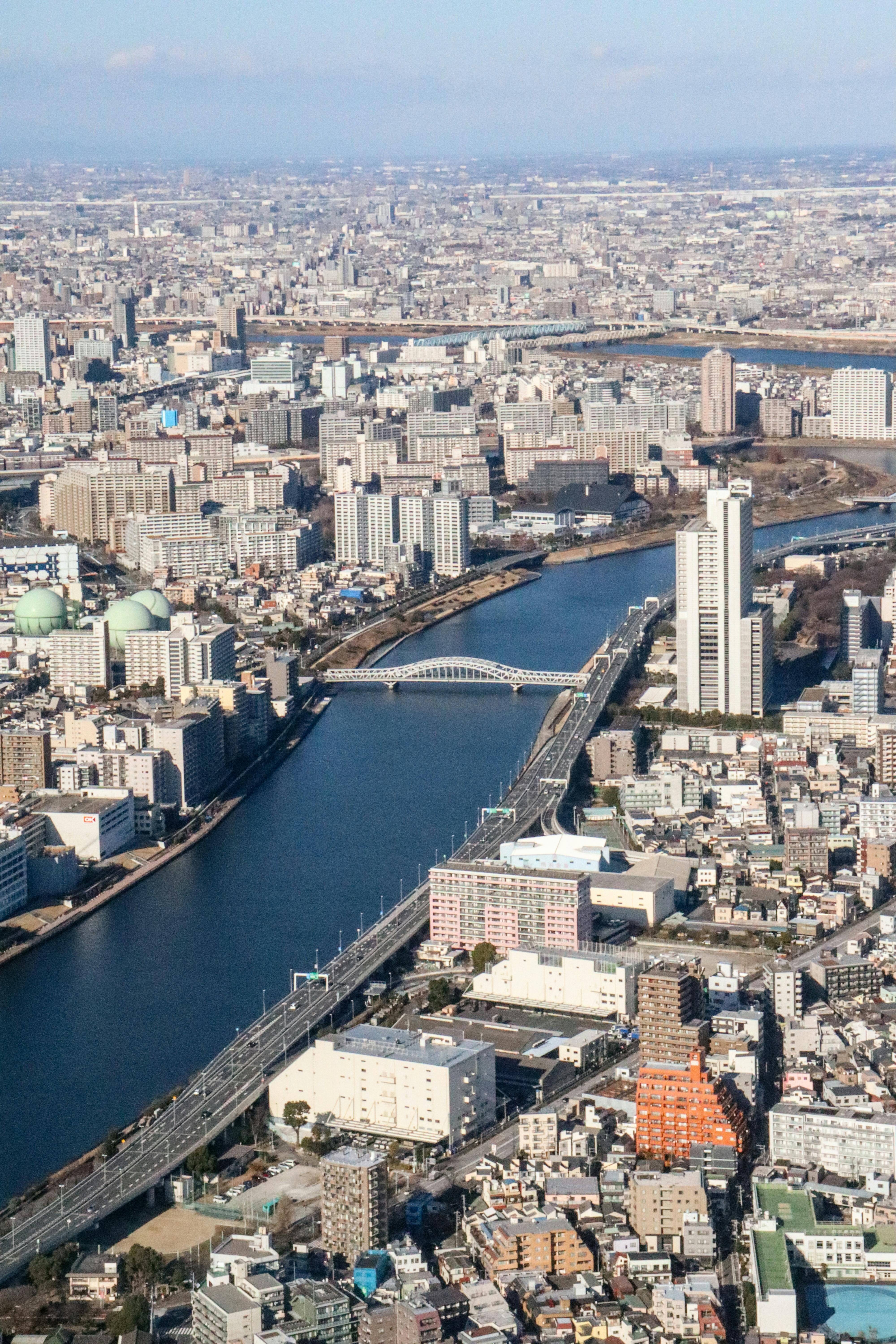 Vista Aérea Del Paisaje Urbano De Tokio A Lo Largo Del Río Sumida ...