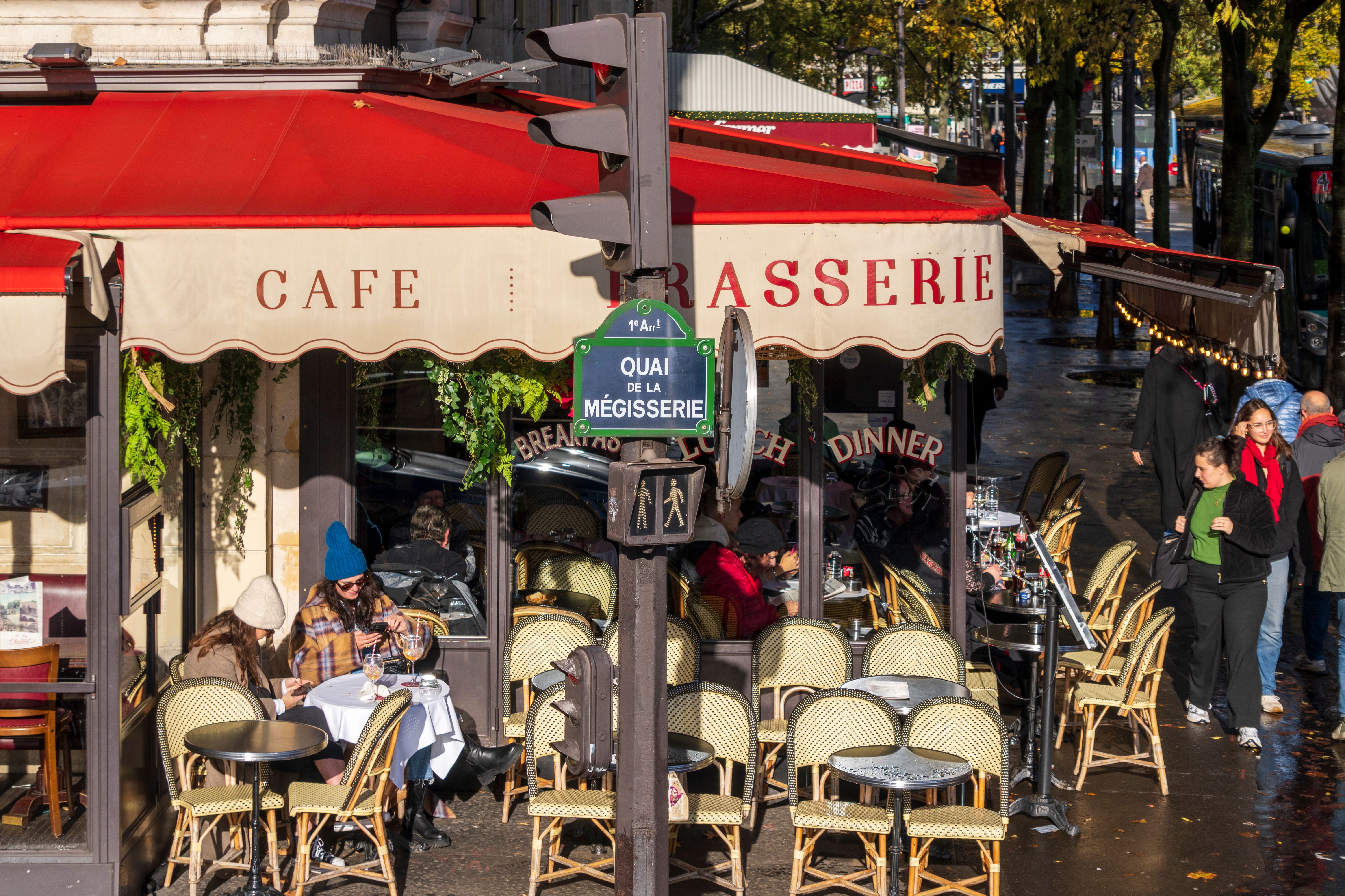 Charming Parisian Street Cafe in Autumn · Free Stock Photo