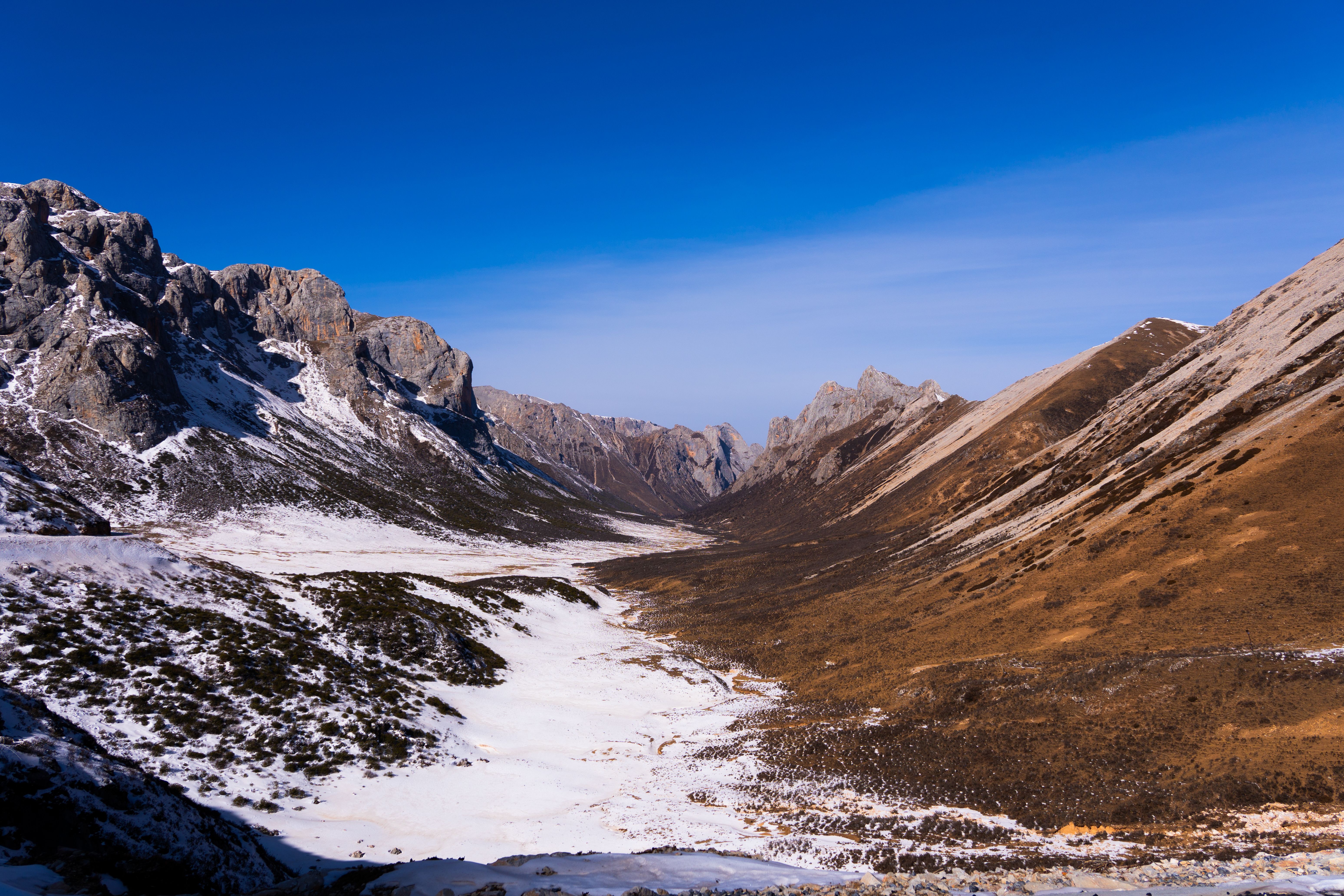 Stunning Snow-Capped Mountain Valley Landscape · Free Stock Photo