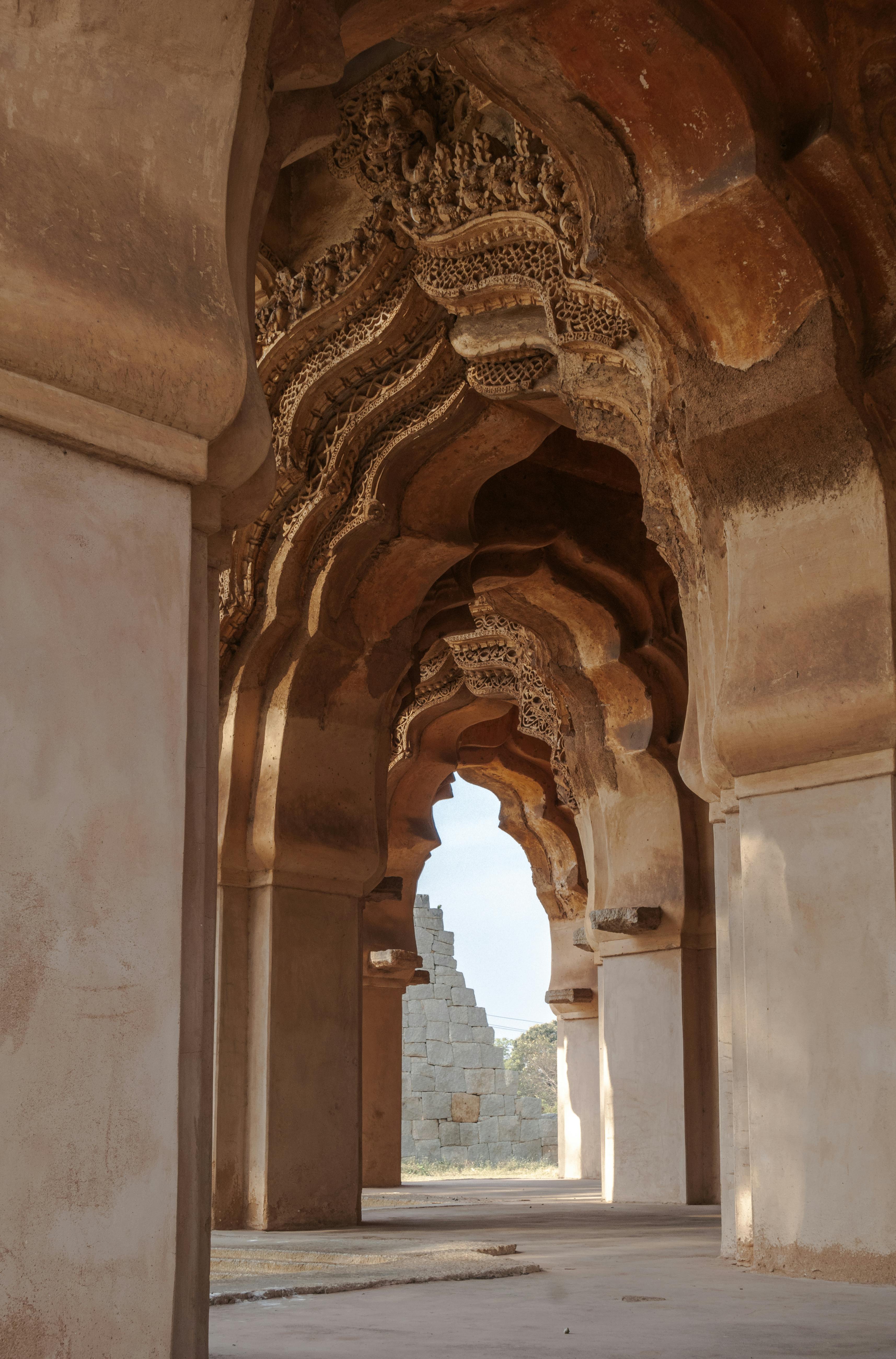 Lengkungan Batu Rumit Monumen Sejarah India · Foto Stok Gratis