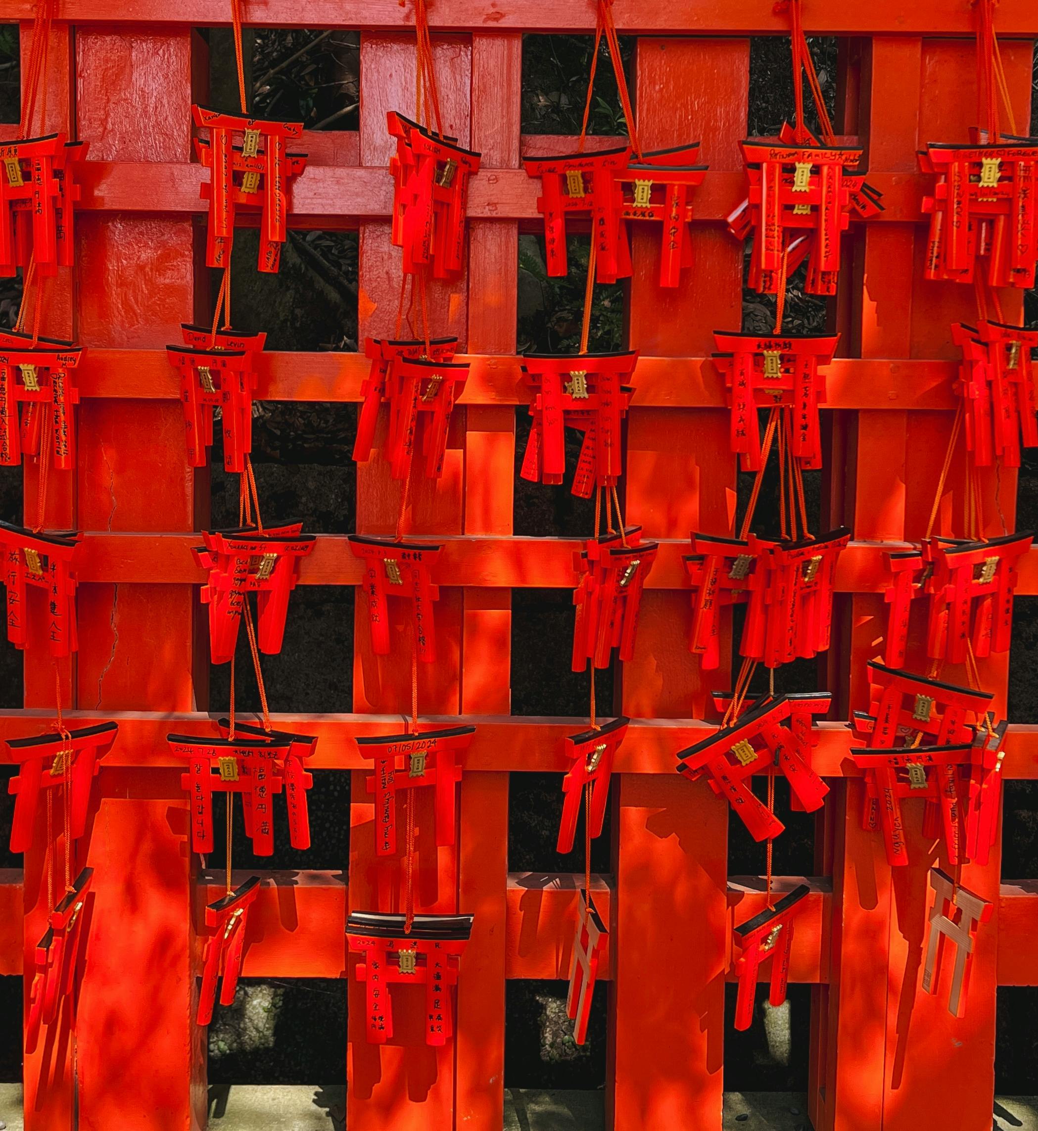 Vibrant Red Torii Gate Structure in Kyoto, Japan · Free Stock Photo