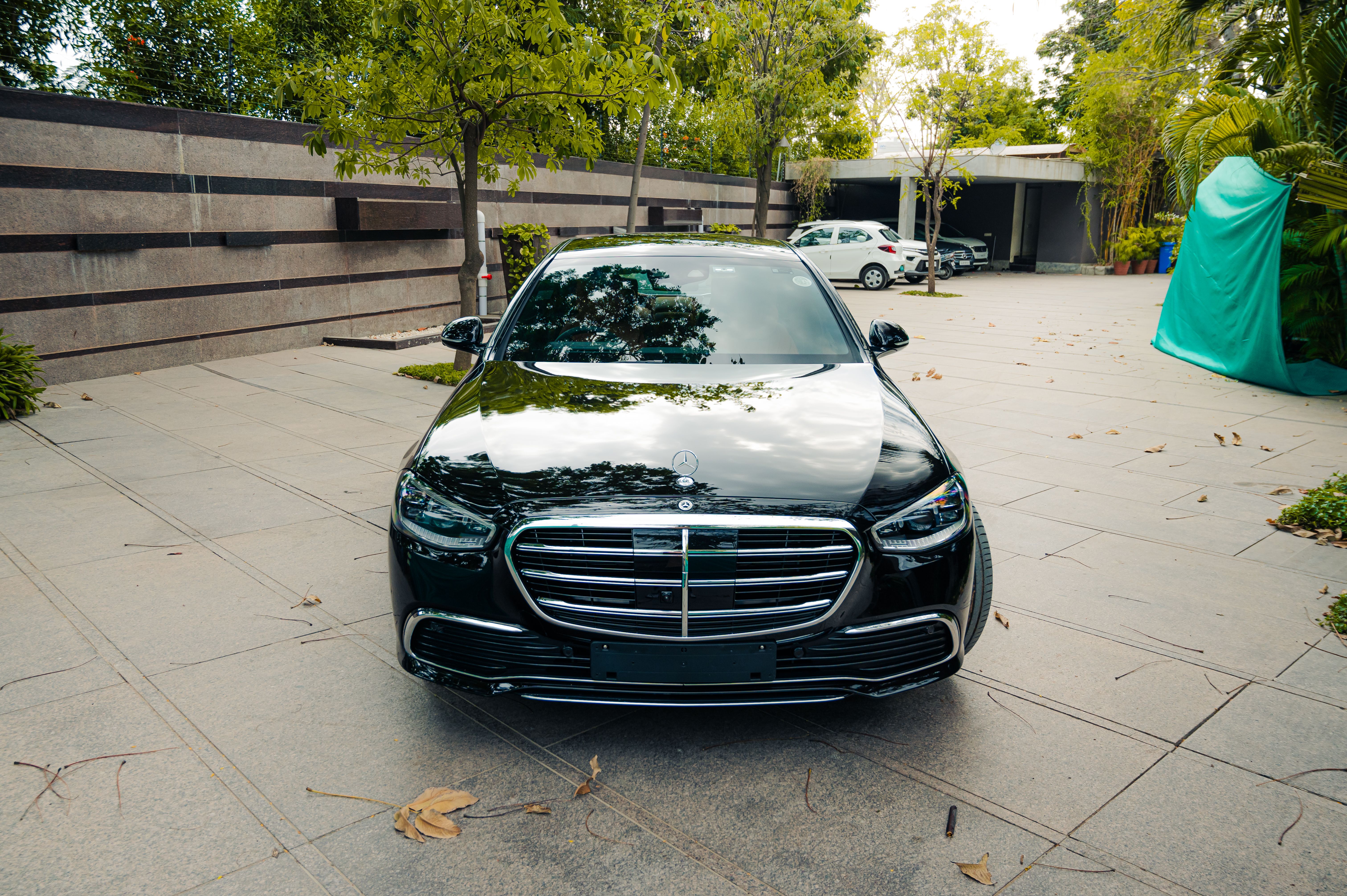 Automóvil Negro De Lujo En Una Entrada Moderna · Foto de stock gratuita