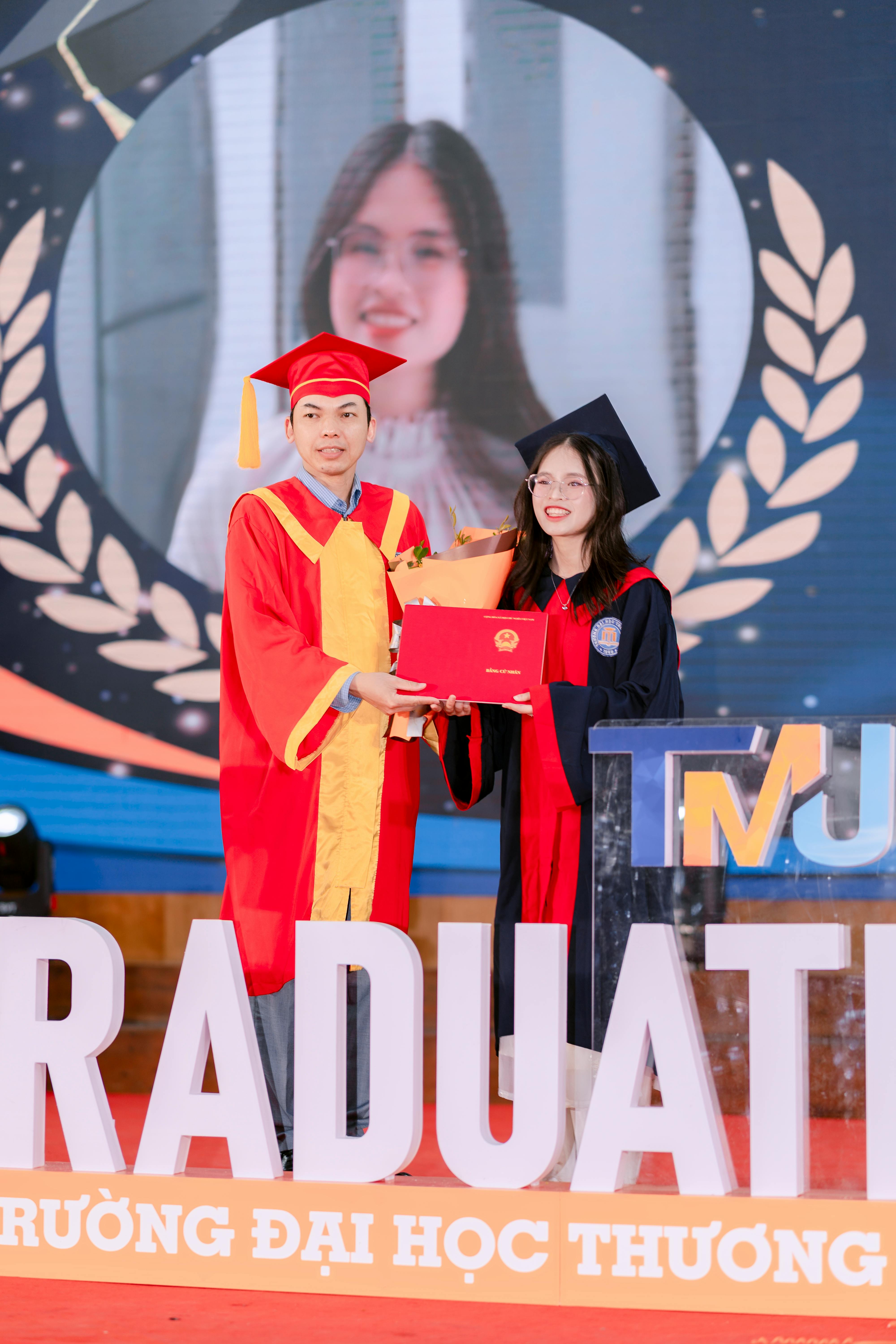 University Graduation Ceremony With Graduates · Free Stock Photo