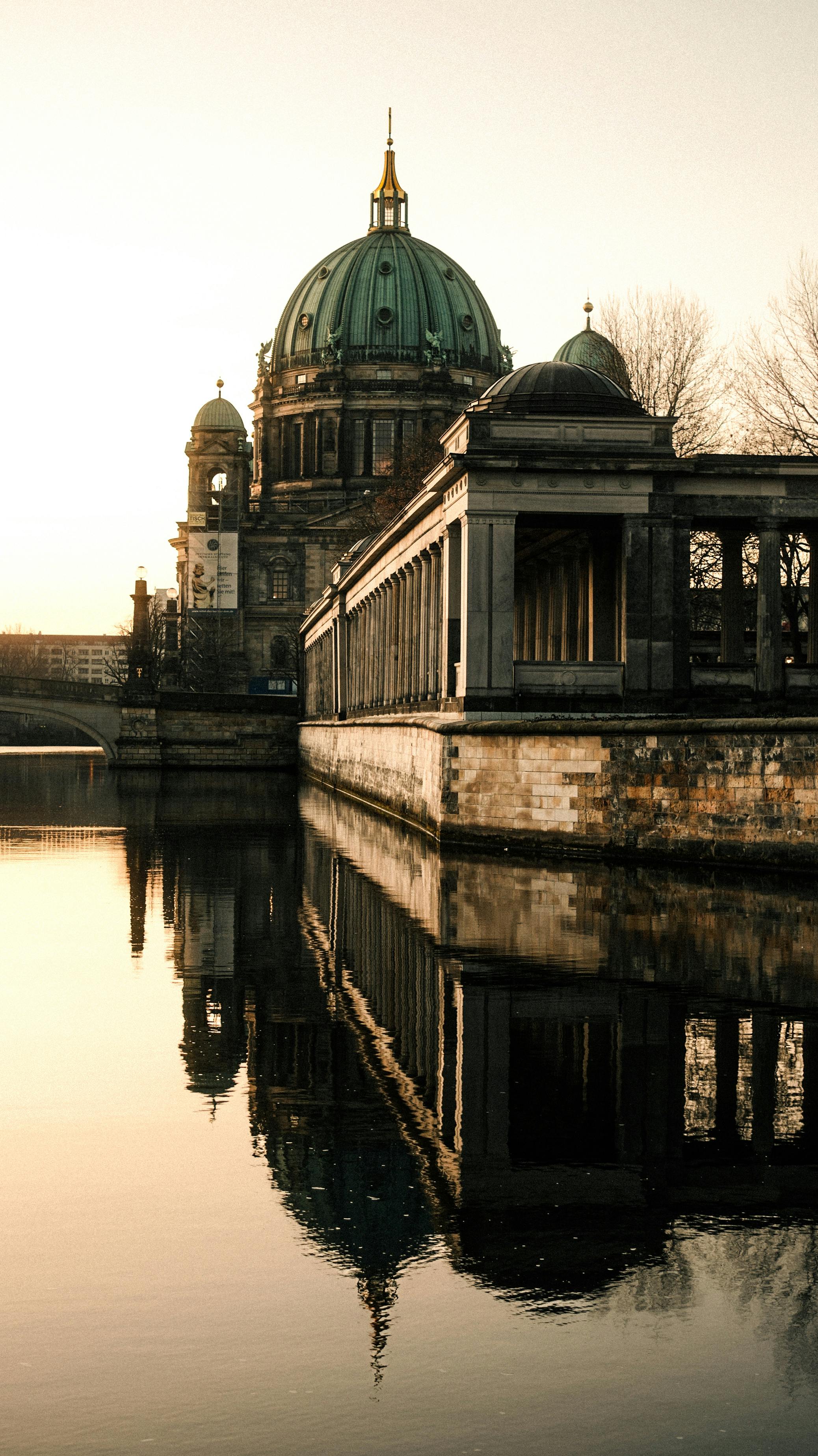 Reflejo De La Catedral De Berlín Al Atardecer · Foto de stock gratuita