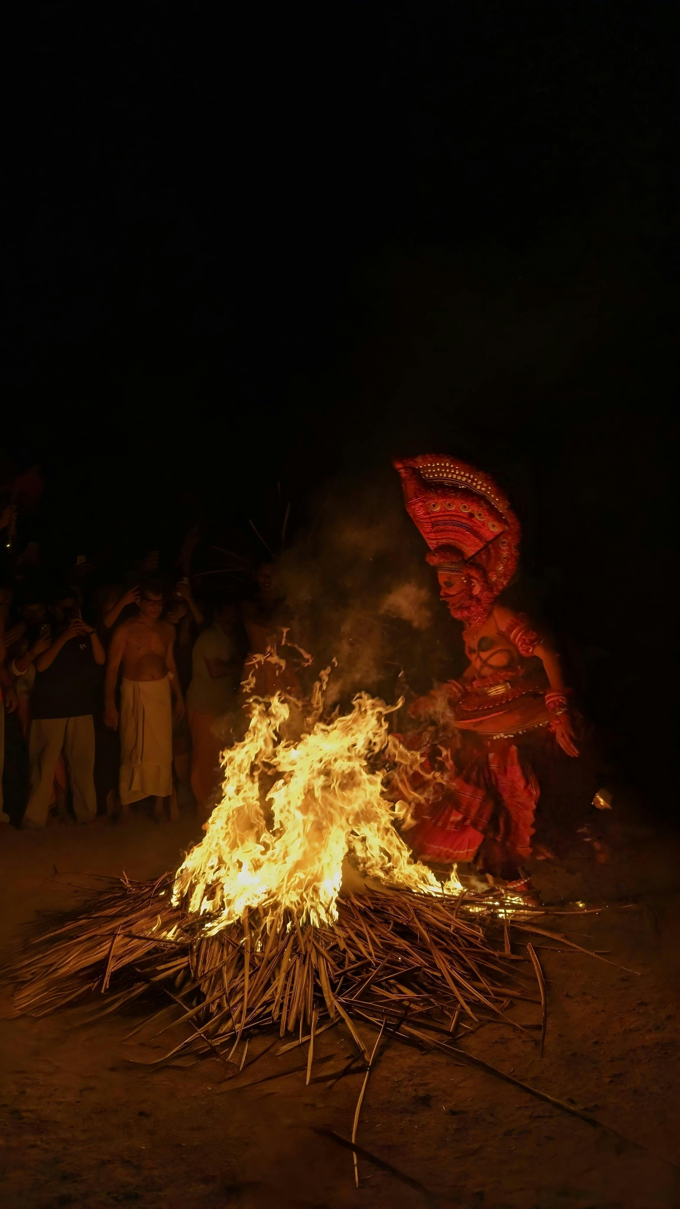 Tari API Tradisional Dalam Ritual Malam · Foto Stok Gratis