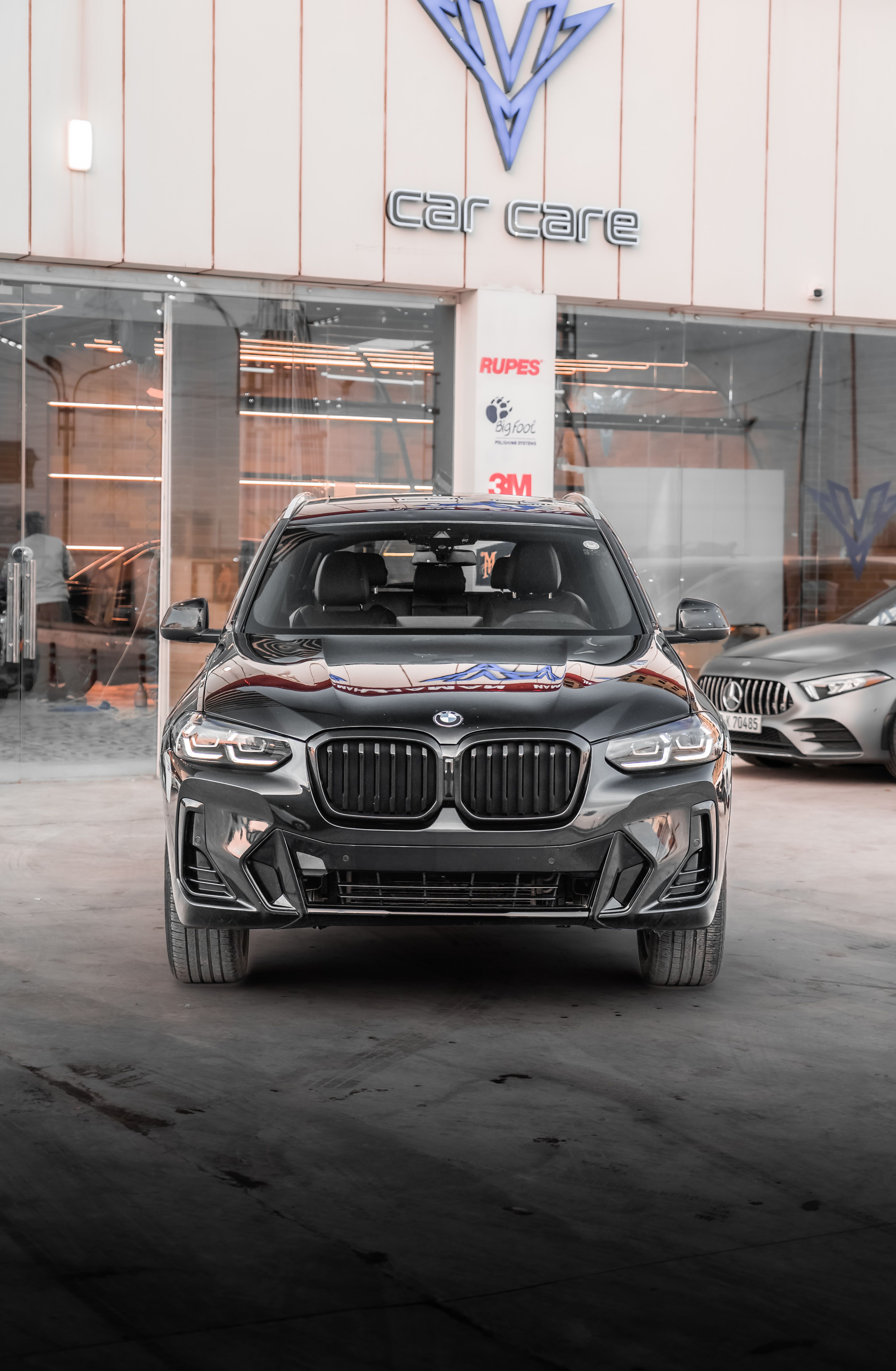 Bmw X3 Suv Im Car Care Center · Kostenloses Stock-Foto