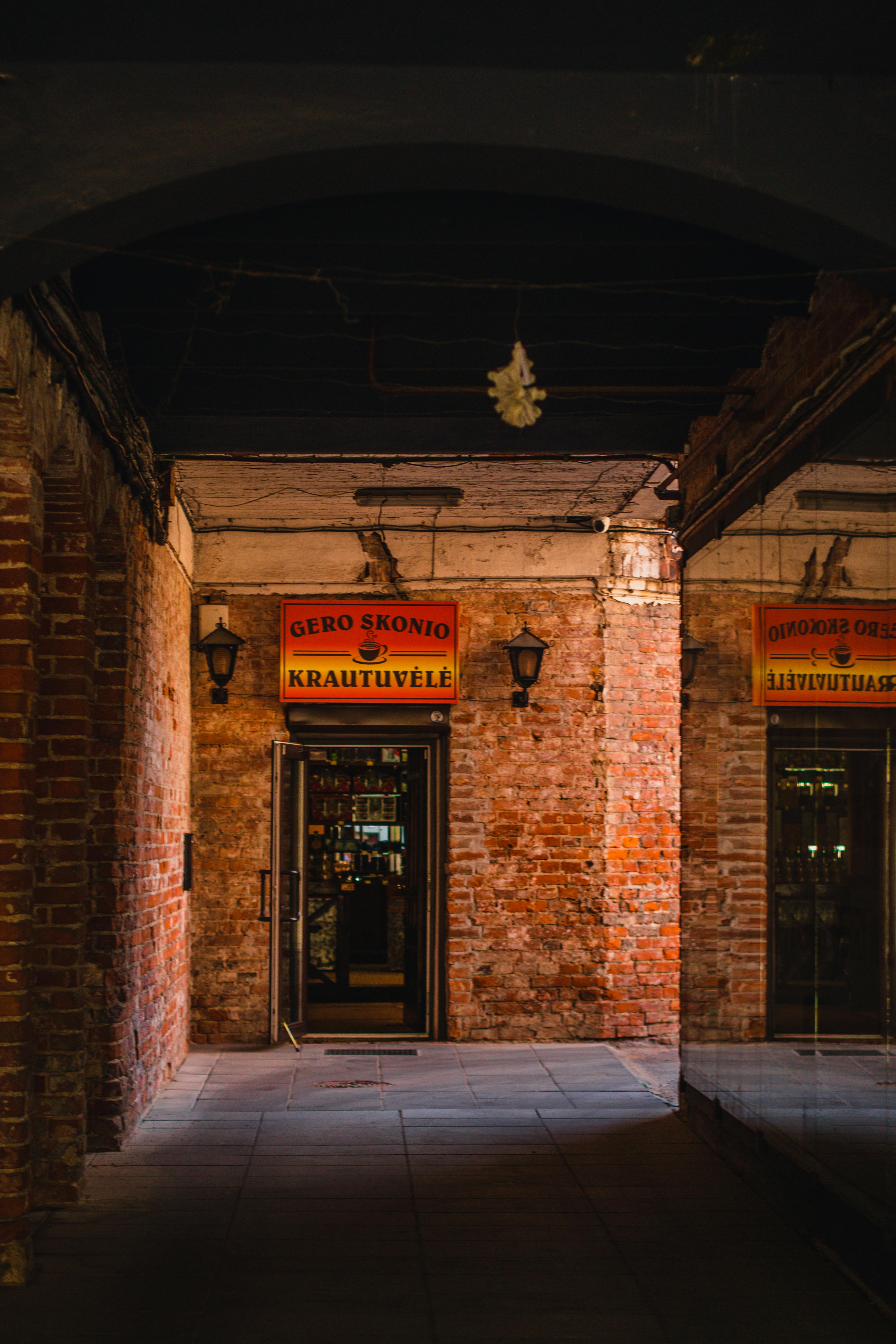 Vintage Brick Archway Leading to Cozy Storefront · Free Stock Photo