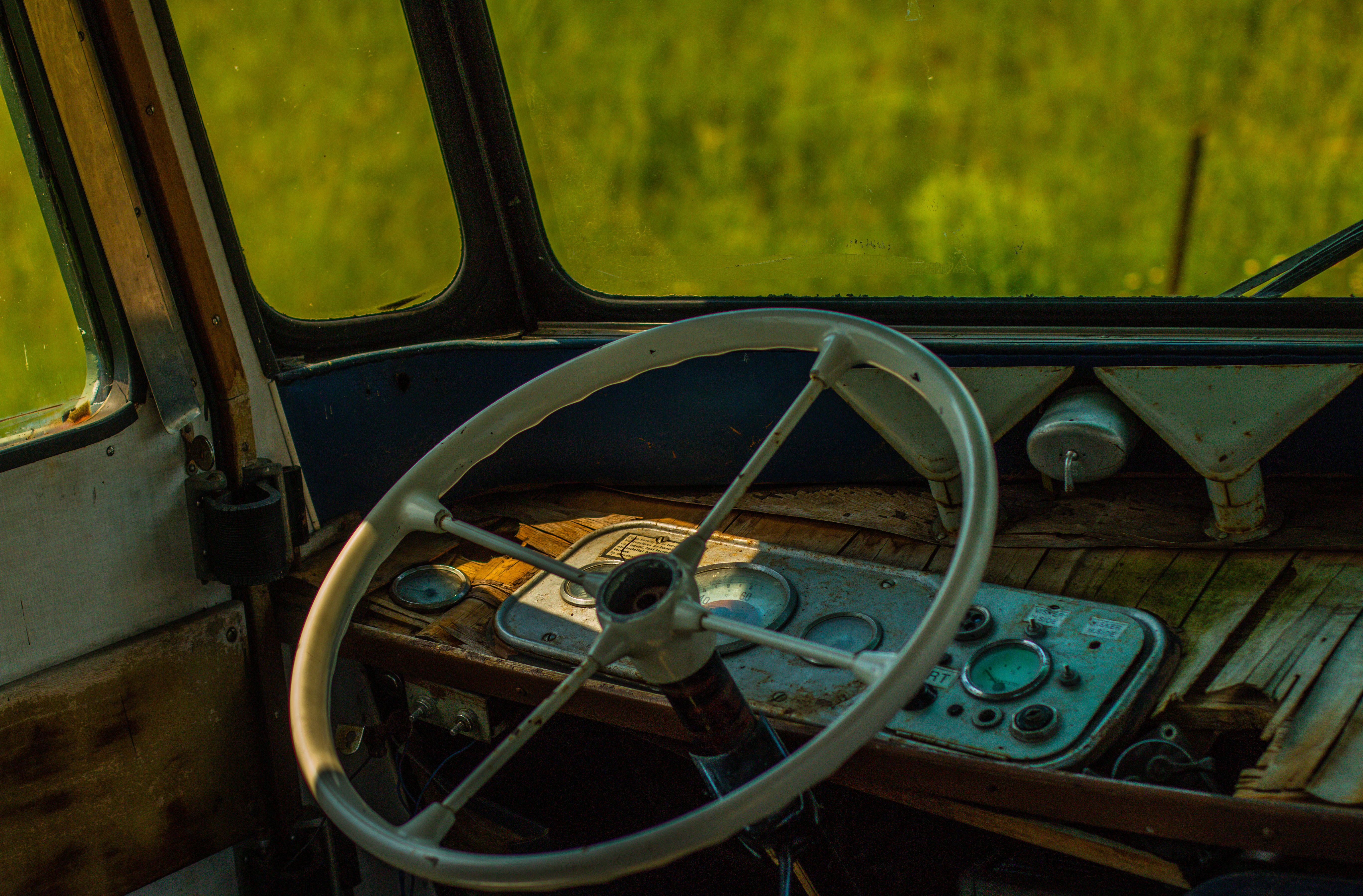 Interior De Vehículo Antiguo Con Vista Al Volante · Foto de stock gratuita