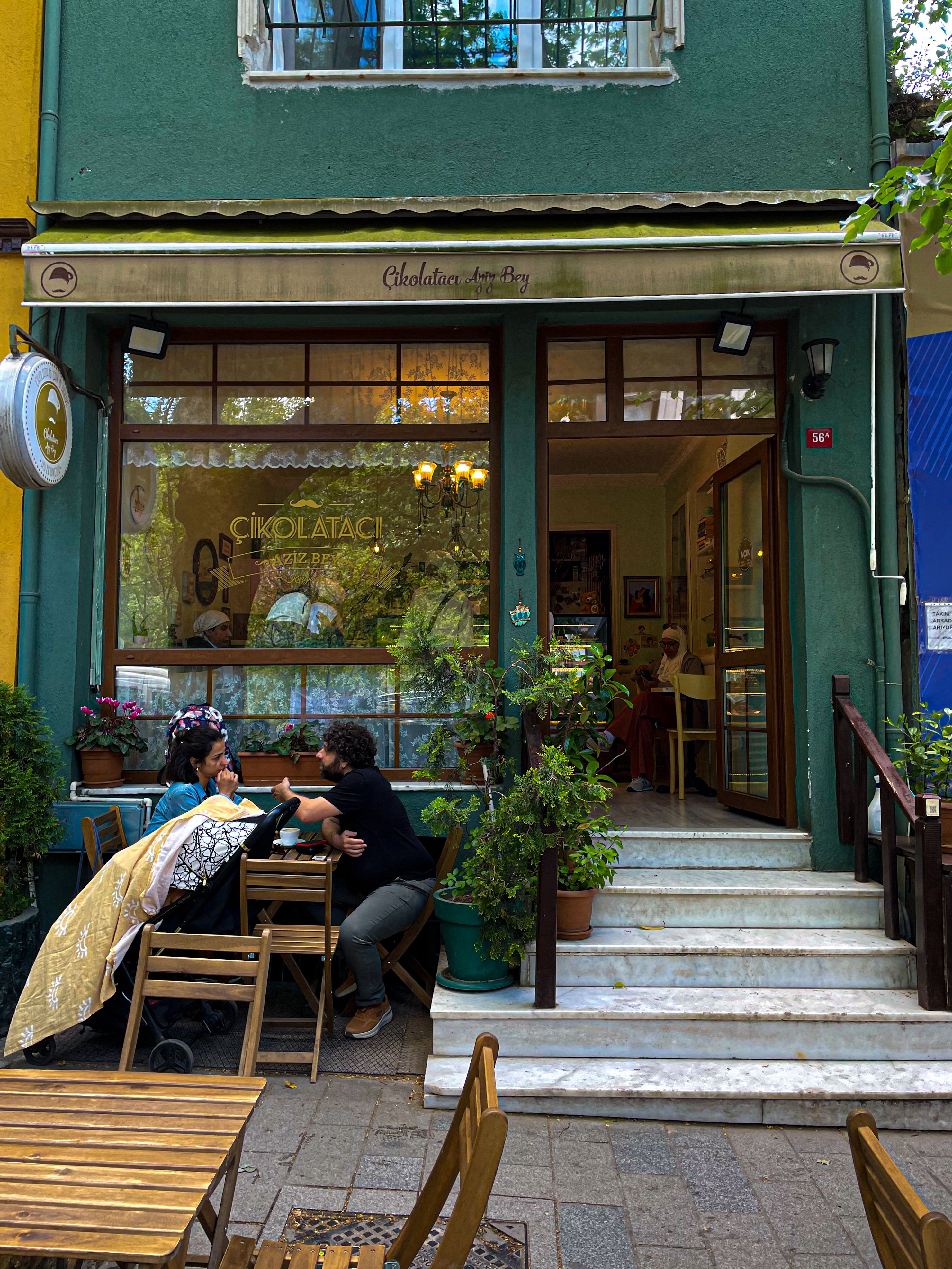 Charming Cafe Front with Outdoor Seating · Free Stock Photo