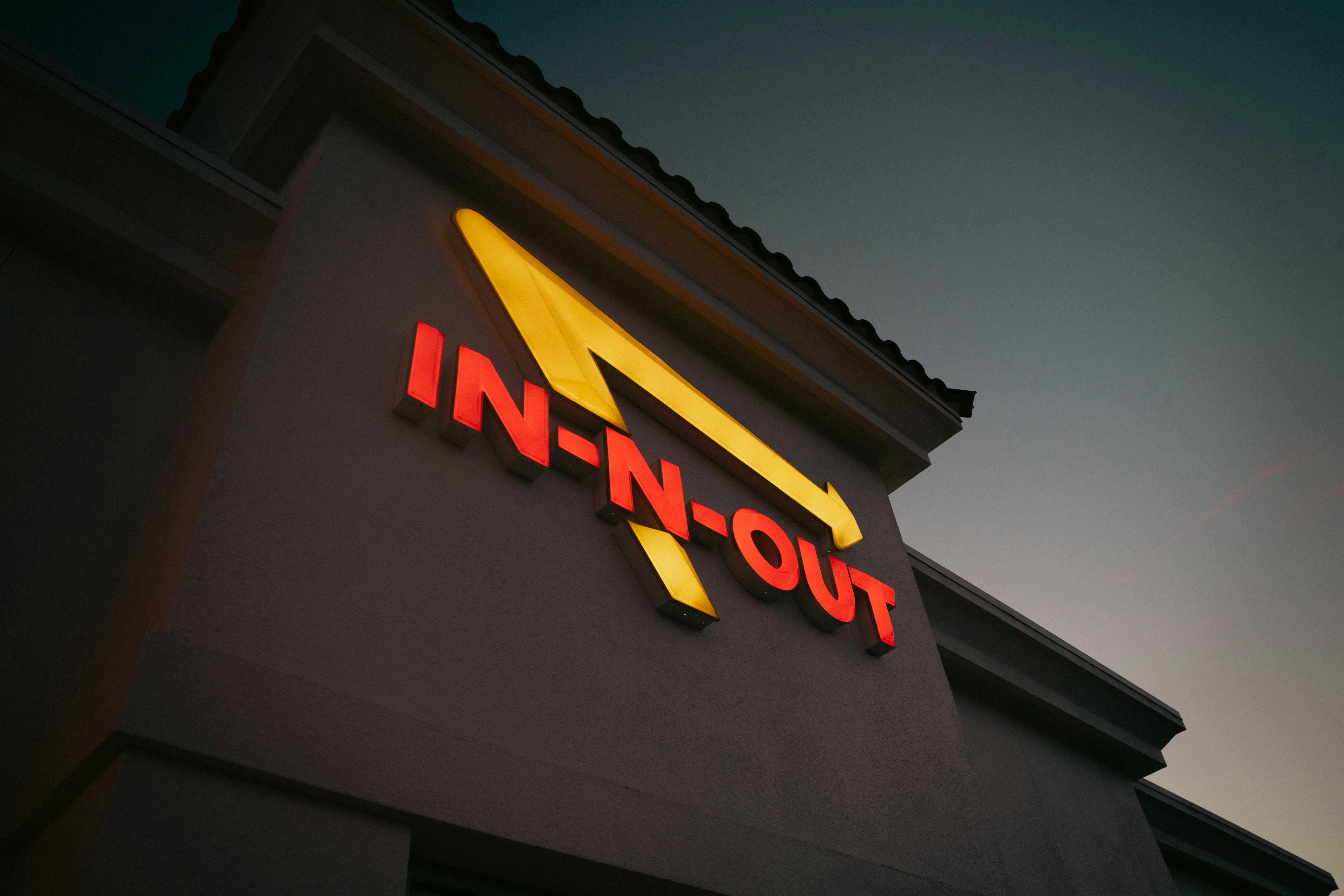 Letrero De In N Out Burger Al Atardecer · Foto de stock gratuita