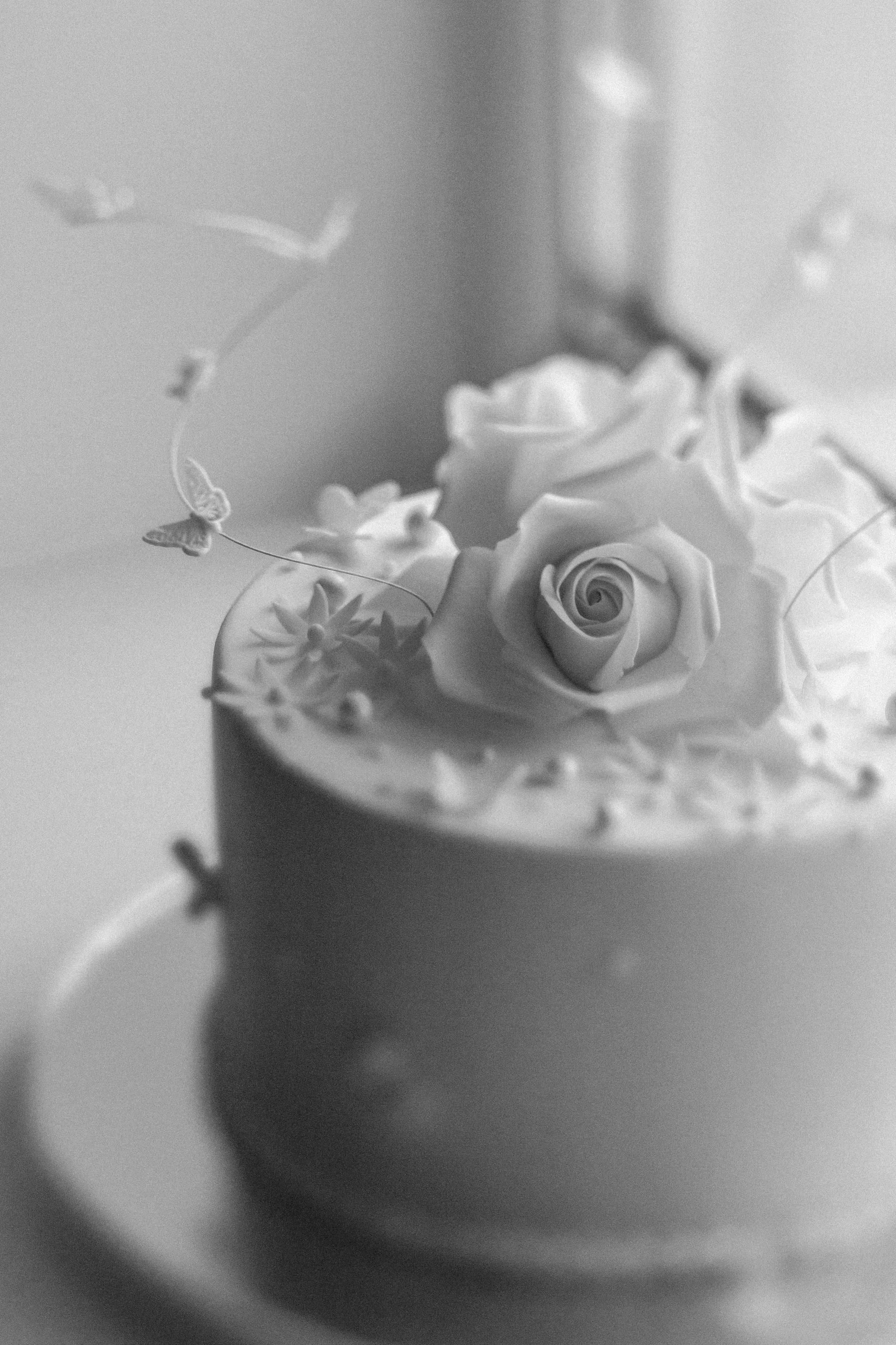 Elegante Pastel Blanco Con Decoraciones Florales · Foto de stock gratuita