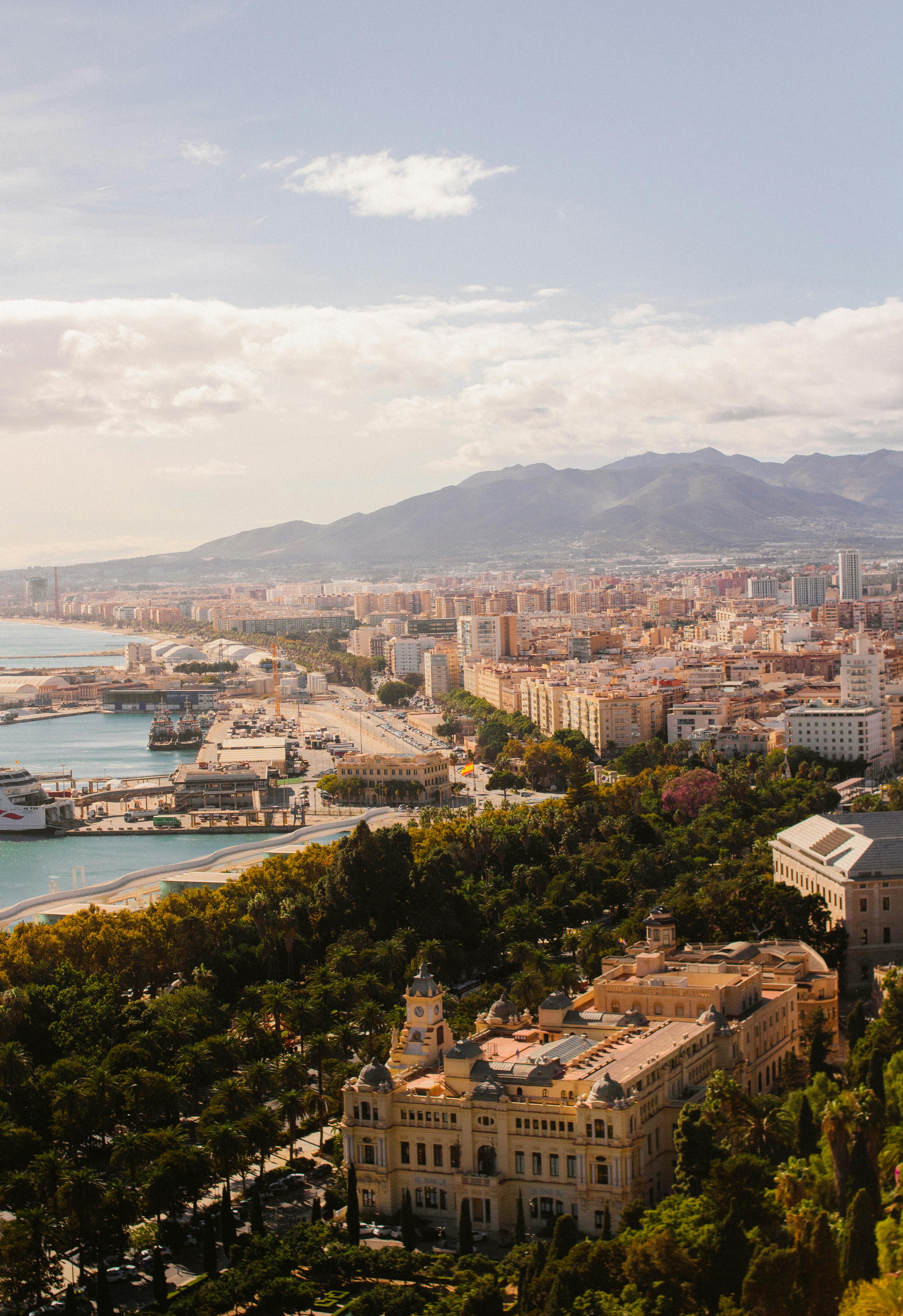 Vue Aérienne Du Paysage Côtier Et De L'hôtel De Ville De Malaga · Photo gratuite