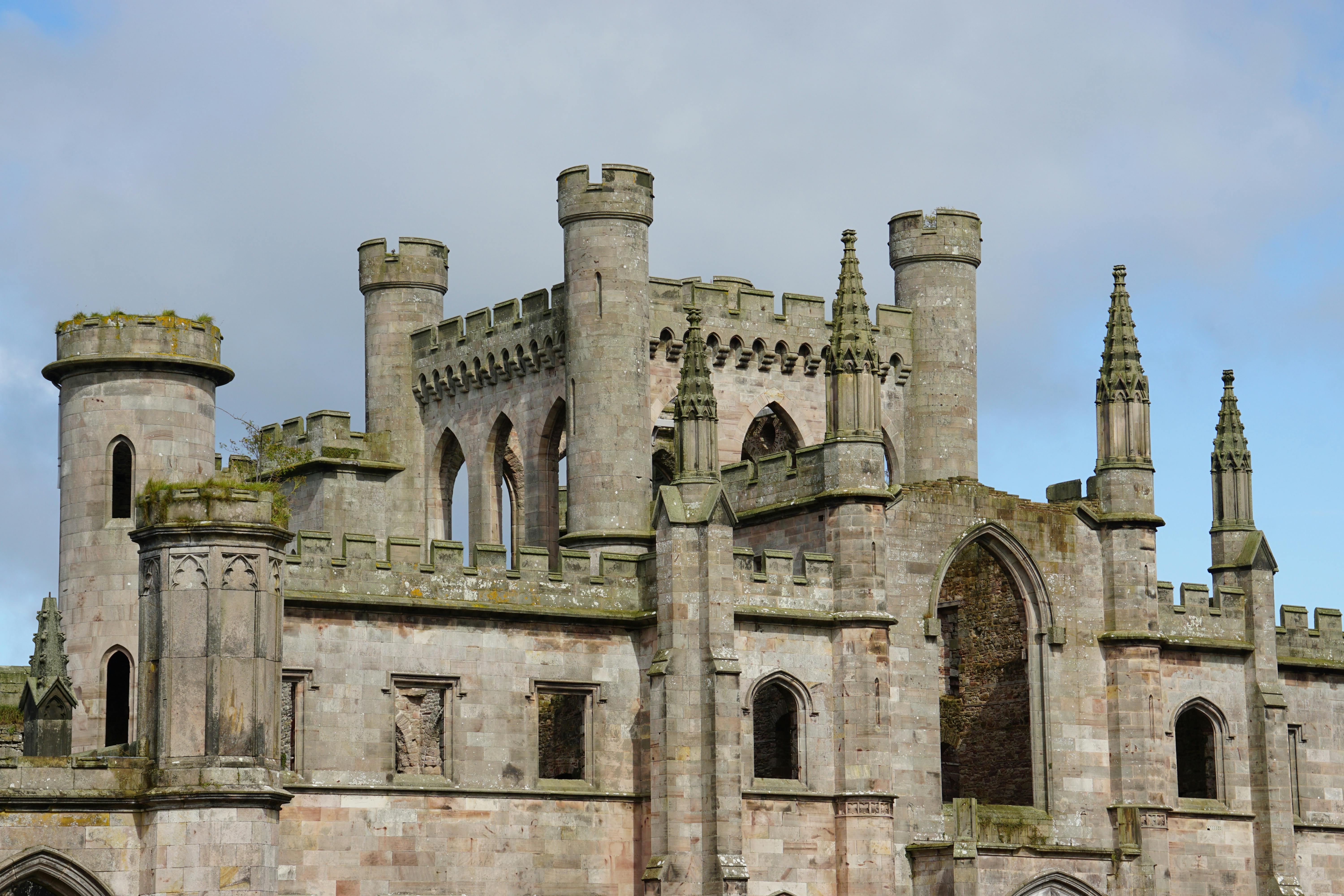 Arquitectura Histórica De Un Castillo Gótico Con Torres · Foto de stock ...