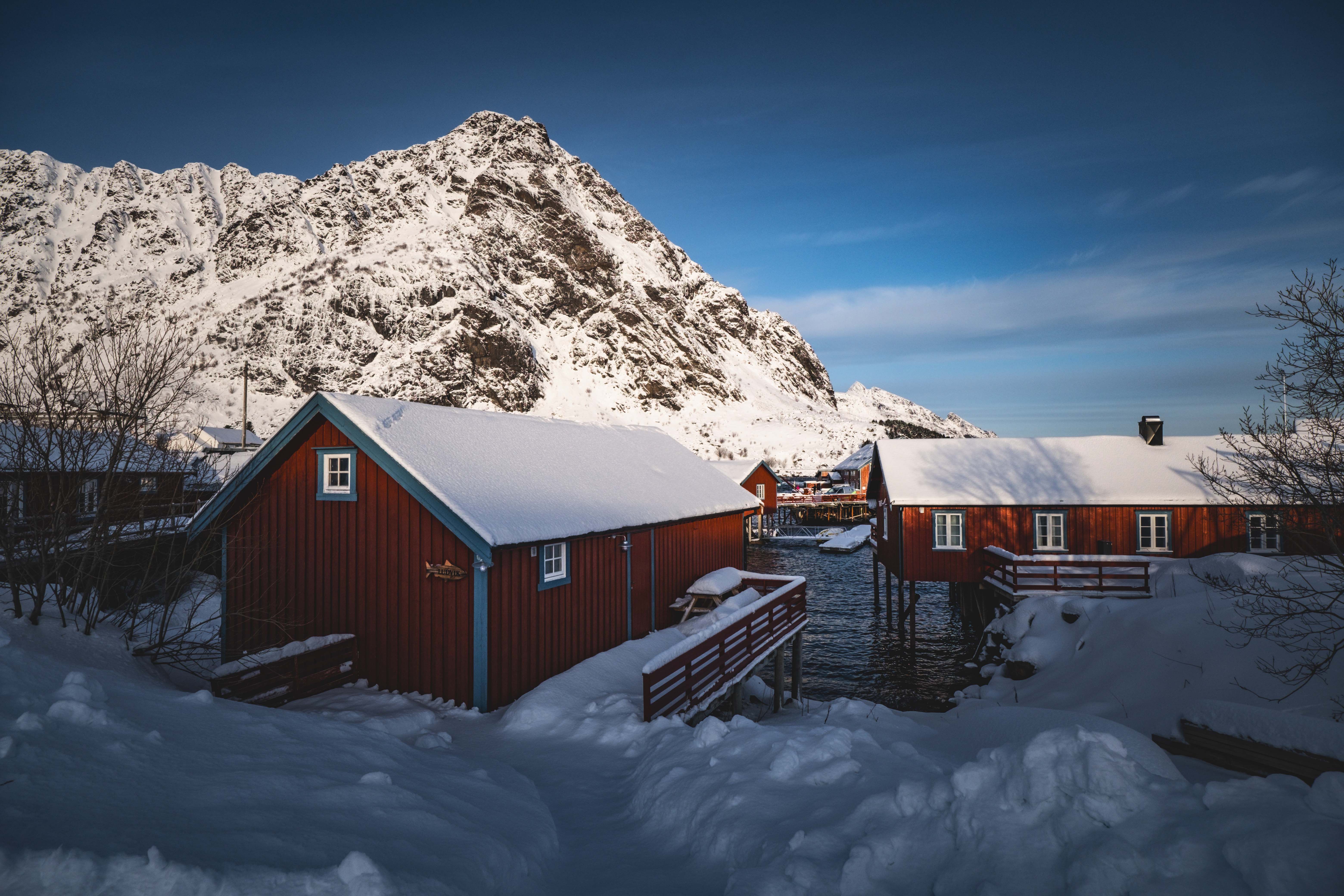 Scenic Winter View of Norwegian Rorbu Cabins · Free Stock Photo