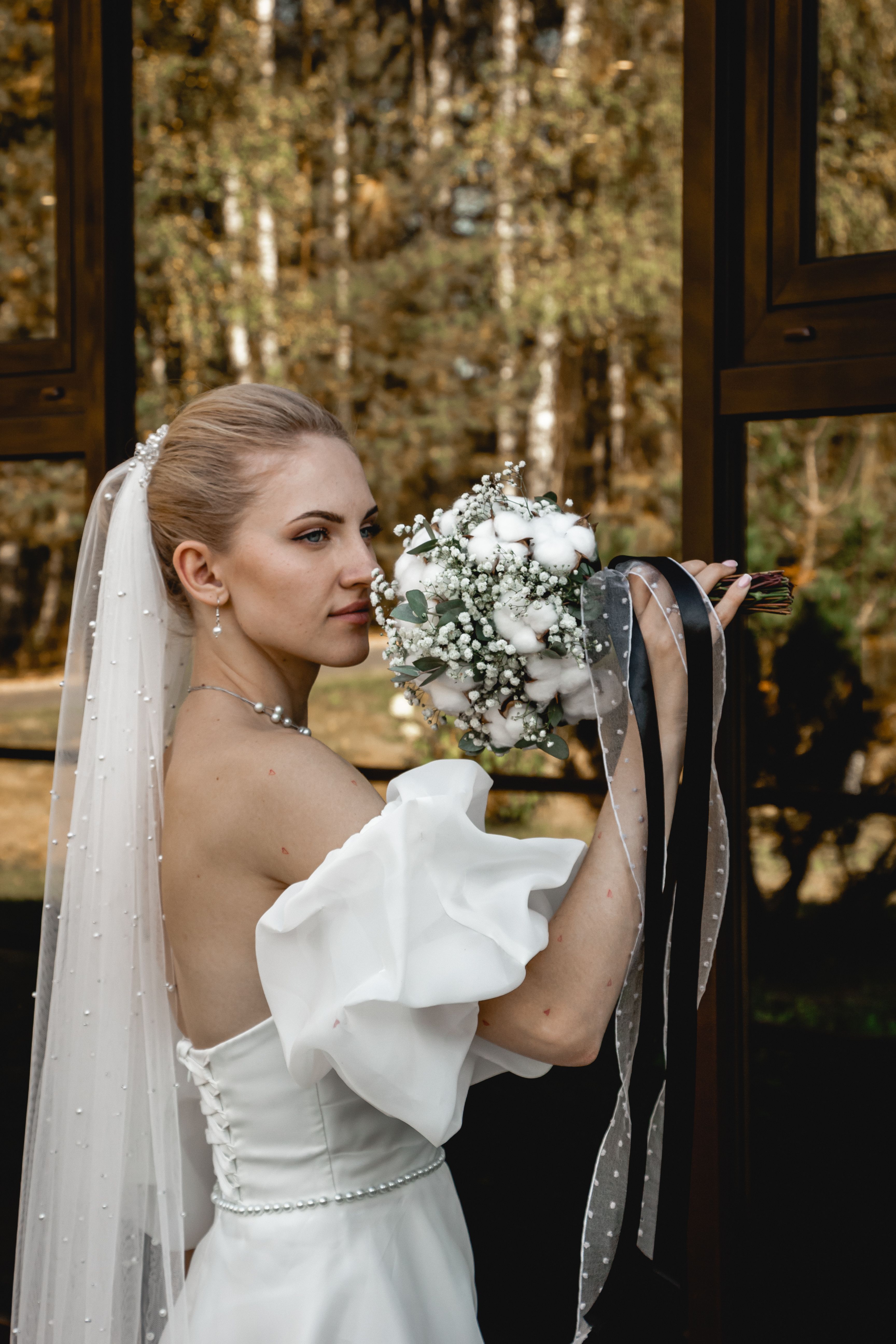 Elegant Bride with Veil and Bouquet Outdoors · Free Stock Photo