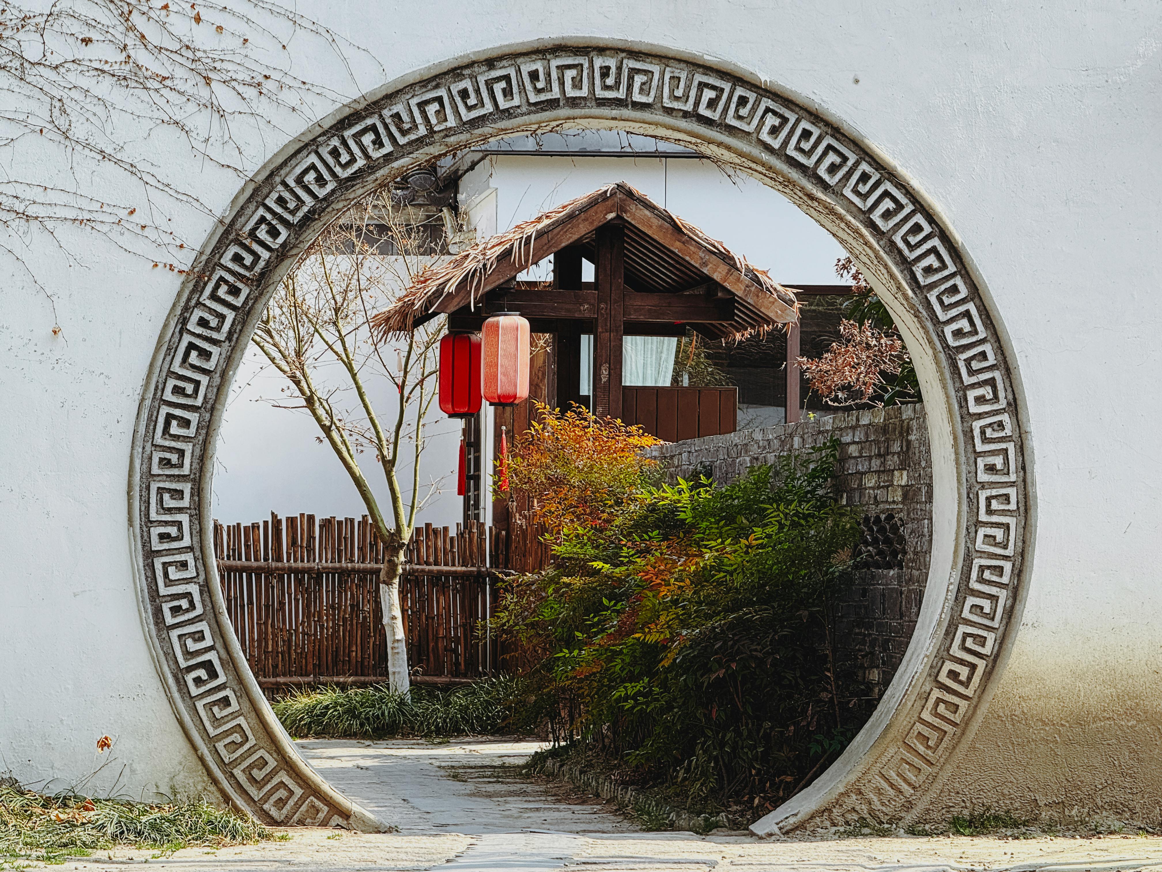 Traditional Chinese Moon Gate in Serene Garden Setting · Free Stock Photo