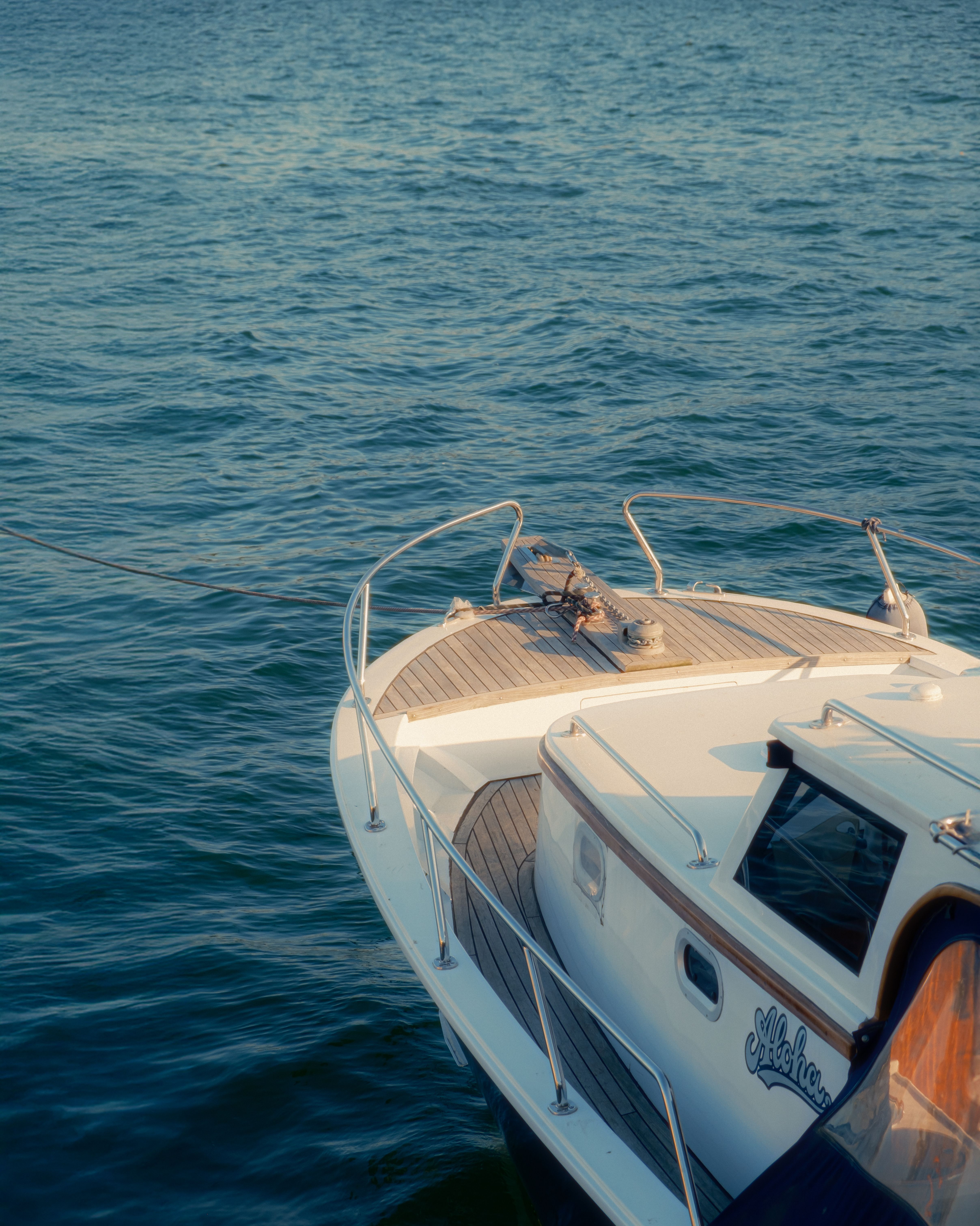 Tranquil Boat on Azure Waters · Free Stock Photo