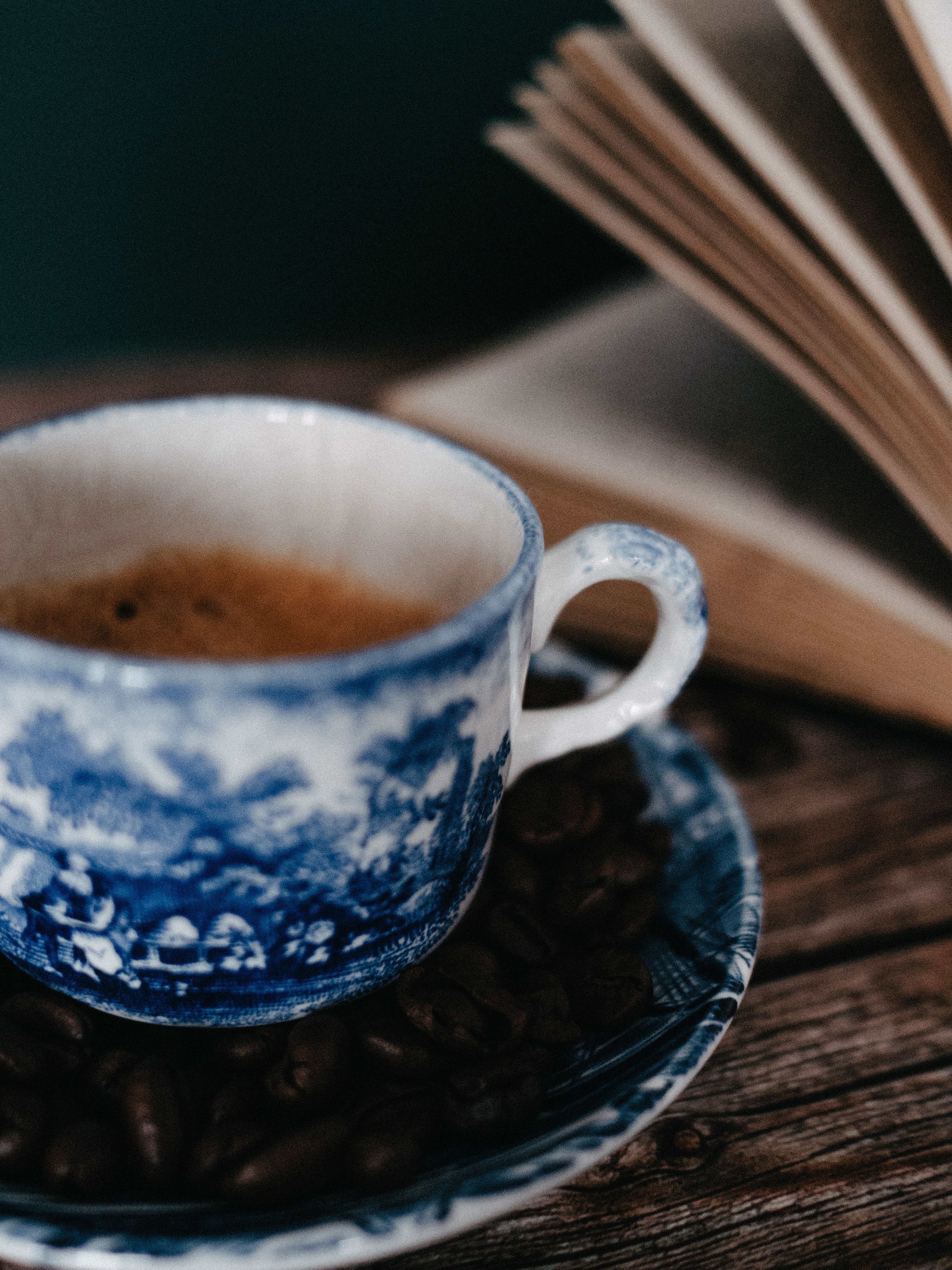 Cangkir Teh Porselen Biru Elegan Dengan Biji Kopi · Foto Stok Gratis